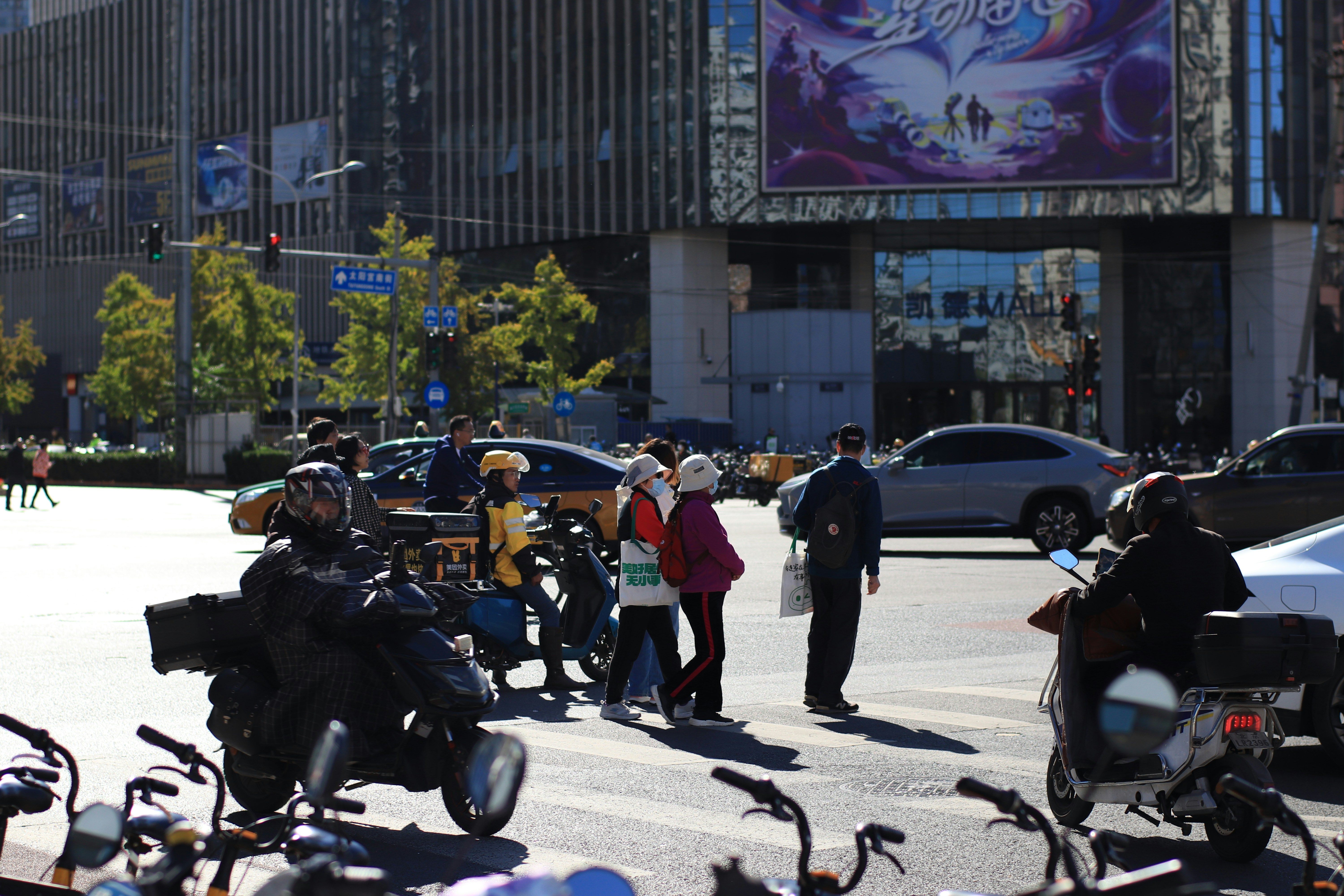 Crossing Pulse: Street Scene at a Busy Urban Intersection