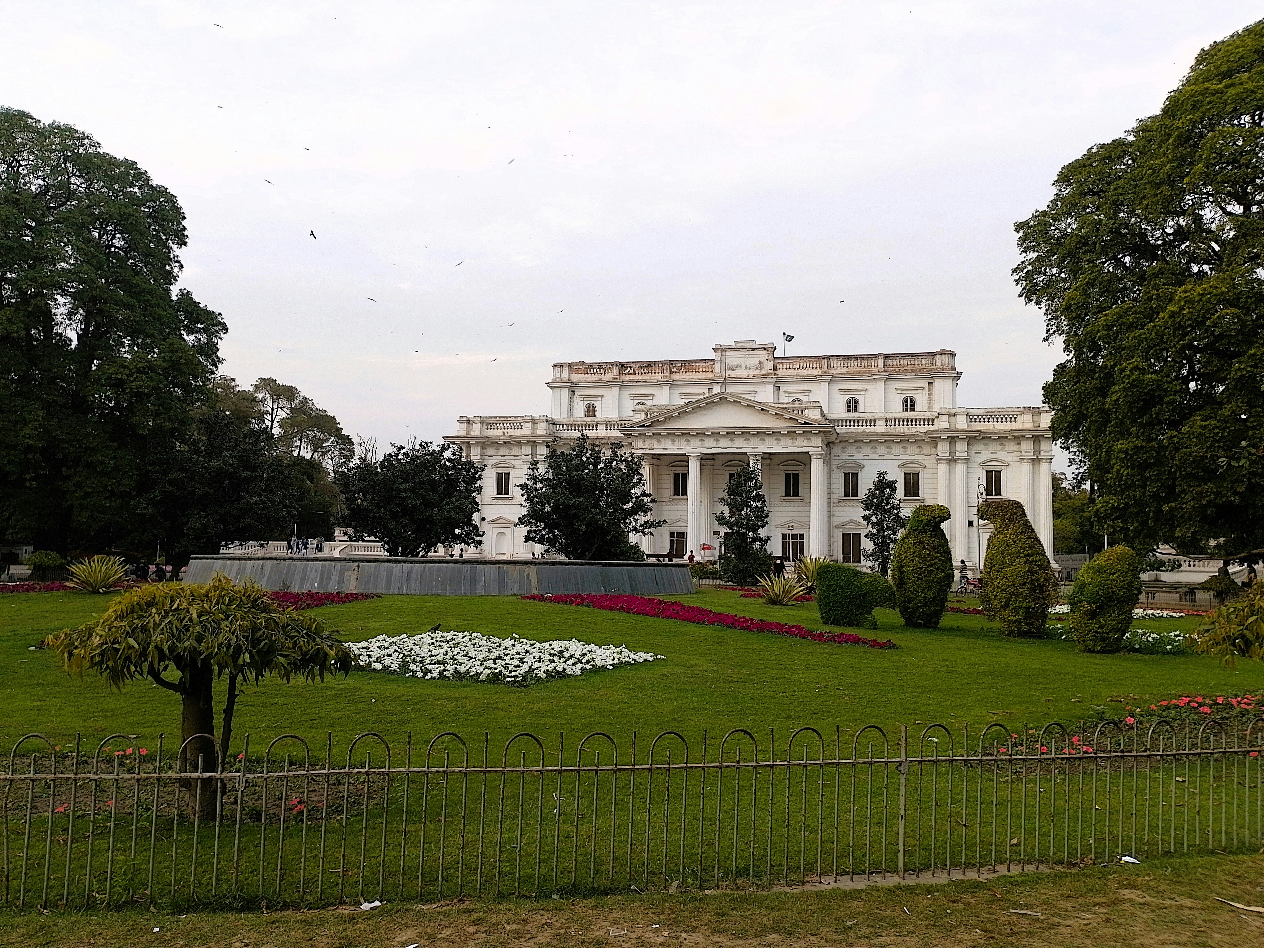 Discover the beauty of knowledge at Jinnah Library! 🌿 This stunning white building stands as a beacon of learning, surrounded by lush green lawns. Have you visited yet? Share your favorite memory with us! 📚