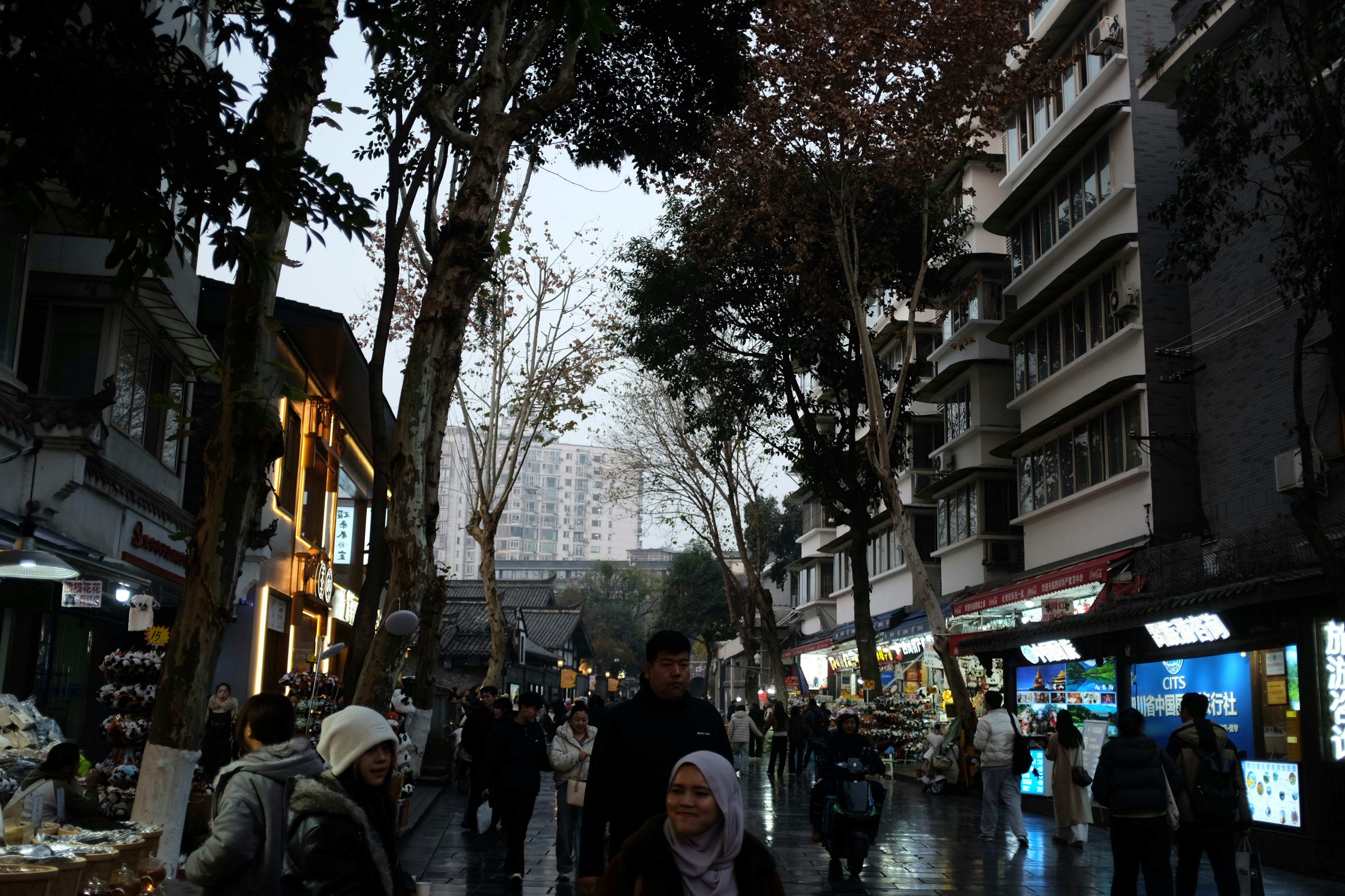 Evening Market Pulse on a Damp Chinese Street