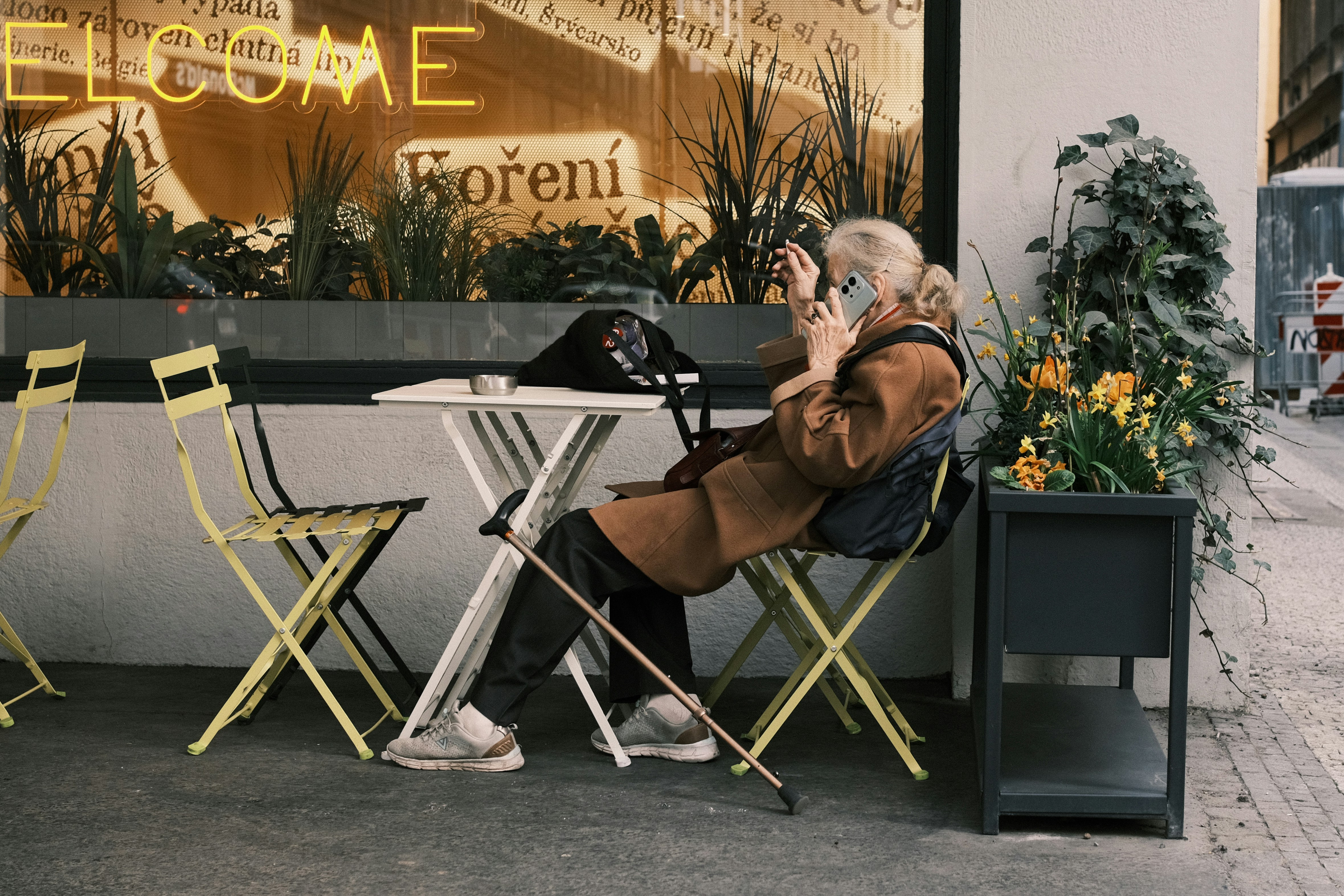 Paused in the Café: A Quiet Moment with a Call Beyond the Window