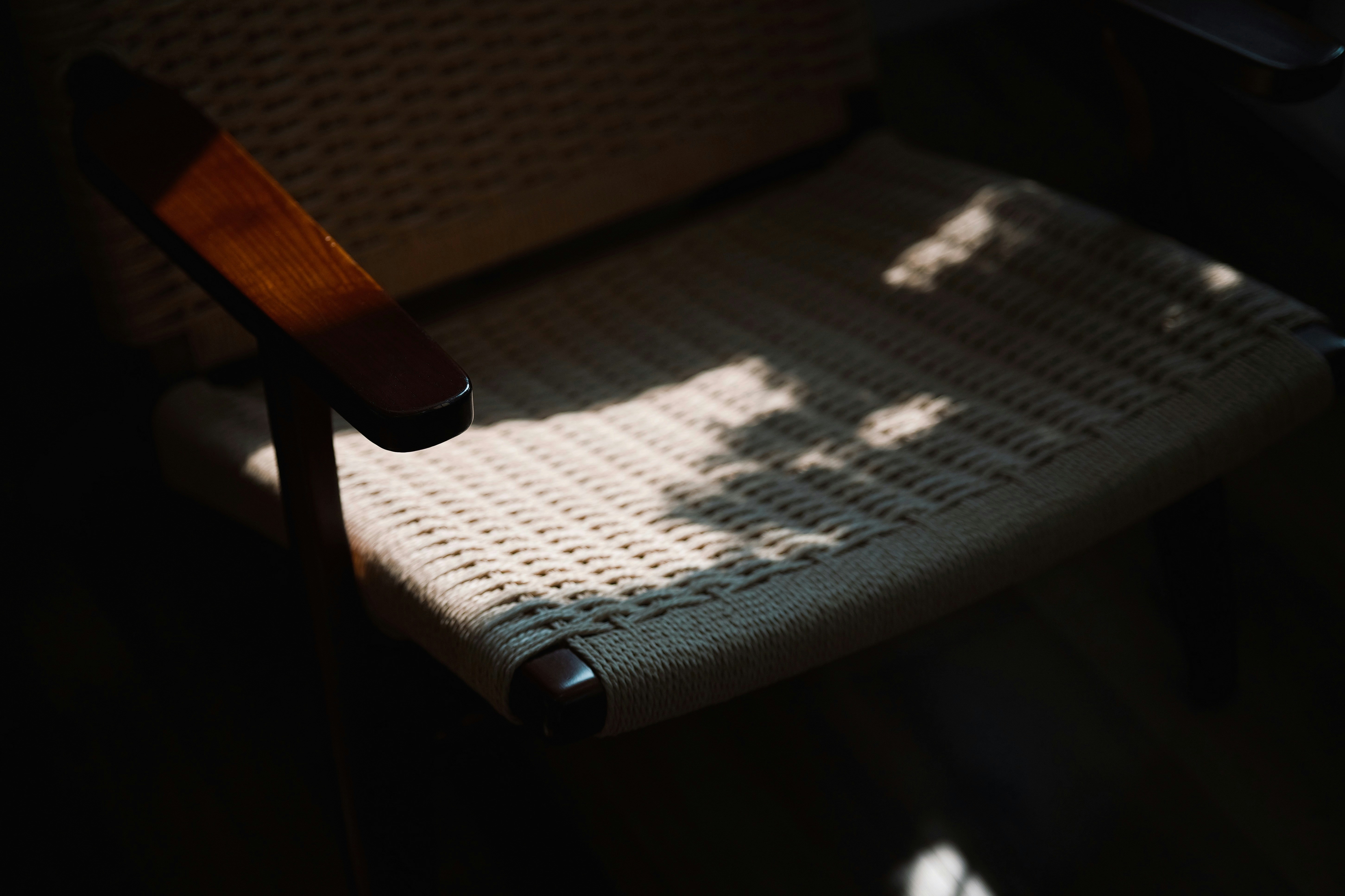 Sunlit Mesh: Quiet Chair in Remnant Light