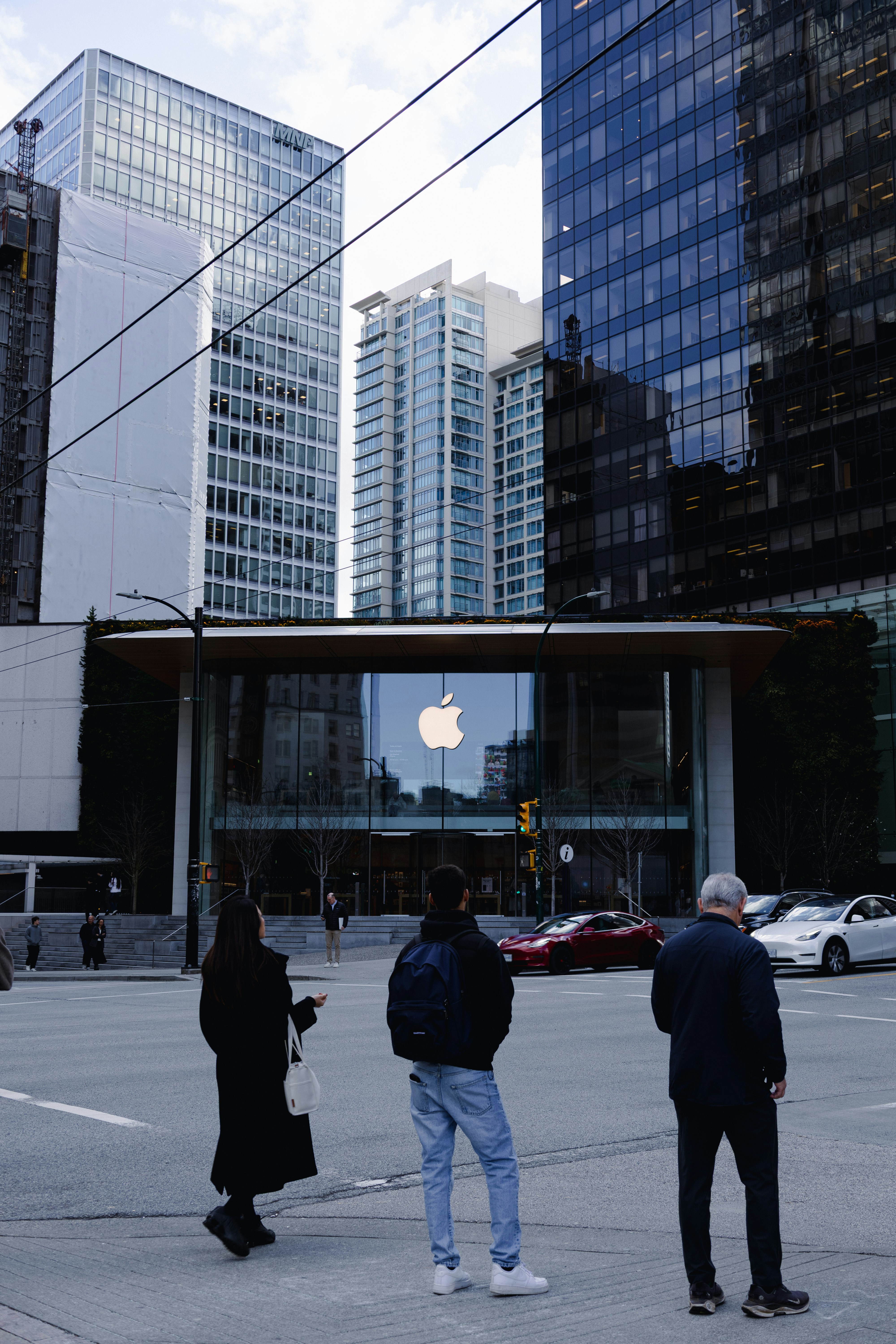 Apple Store Nexus: Urban Glass and Pedestrian Footfall