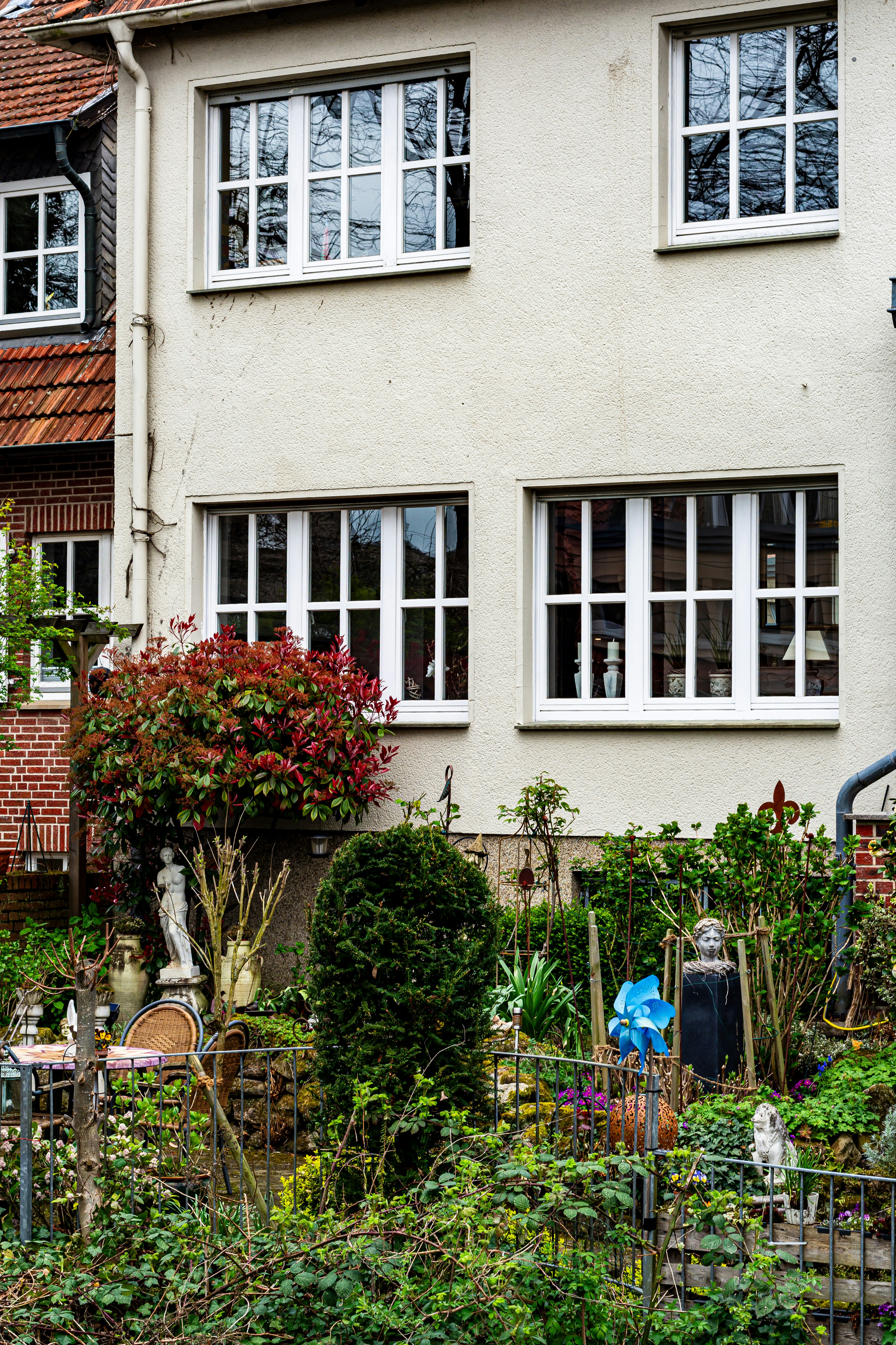 Garden at the Front: A Quiet Façade Framed by Verdant Dues and Windows