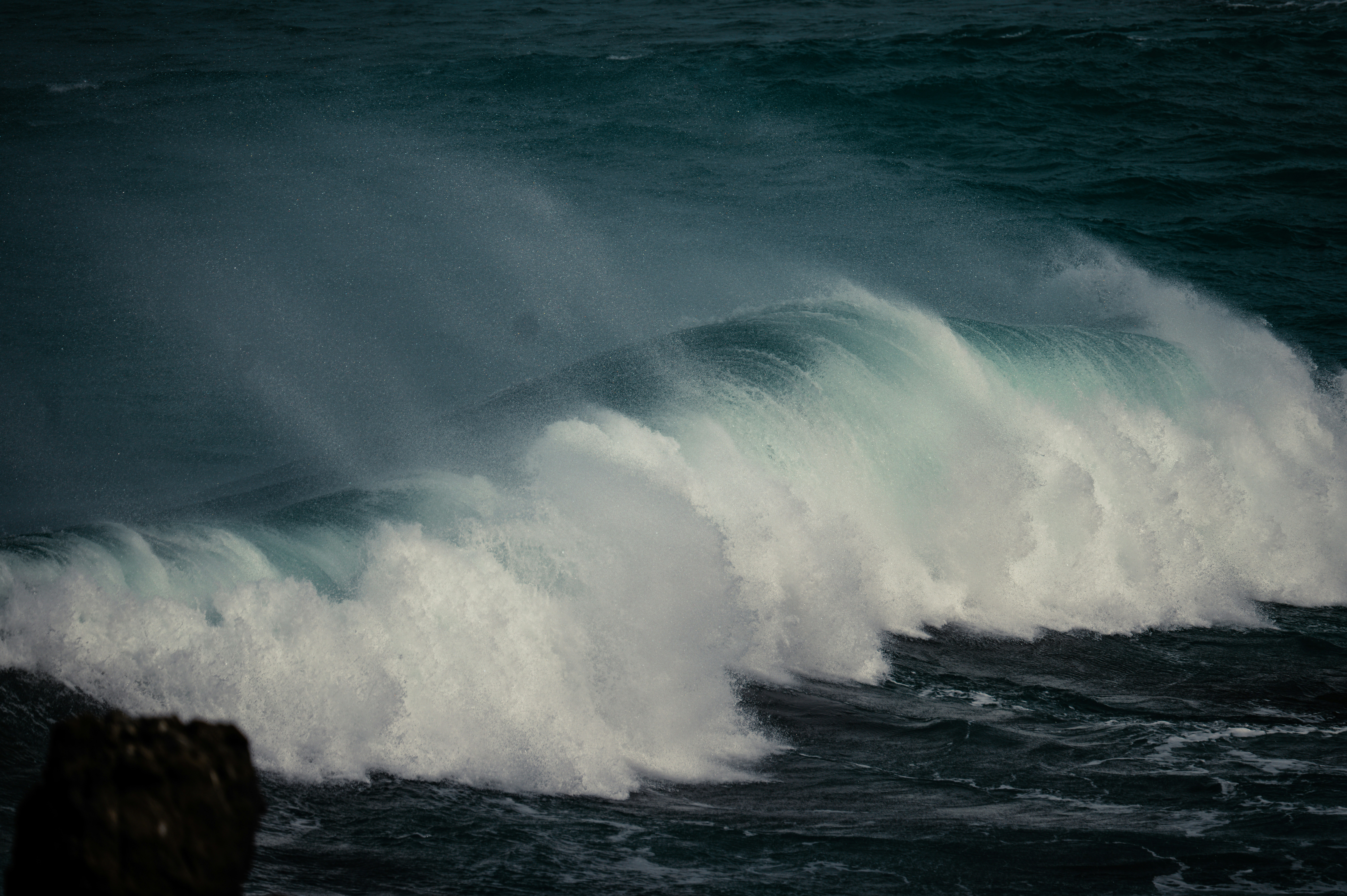 Crescent Break: A Coastal Wave in Mid-Tide