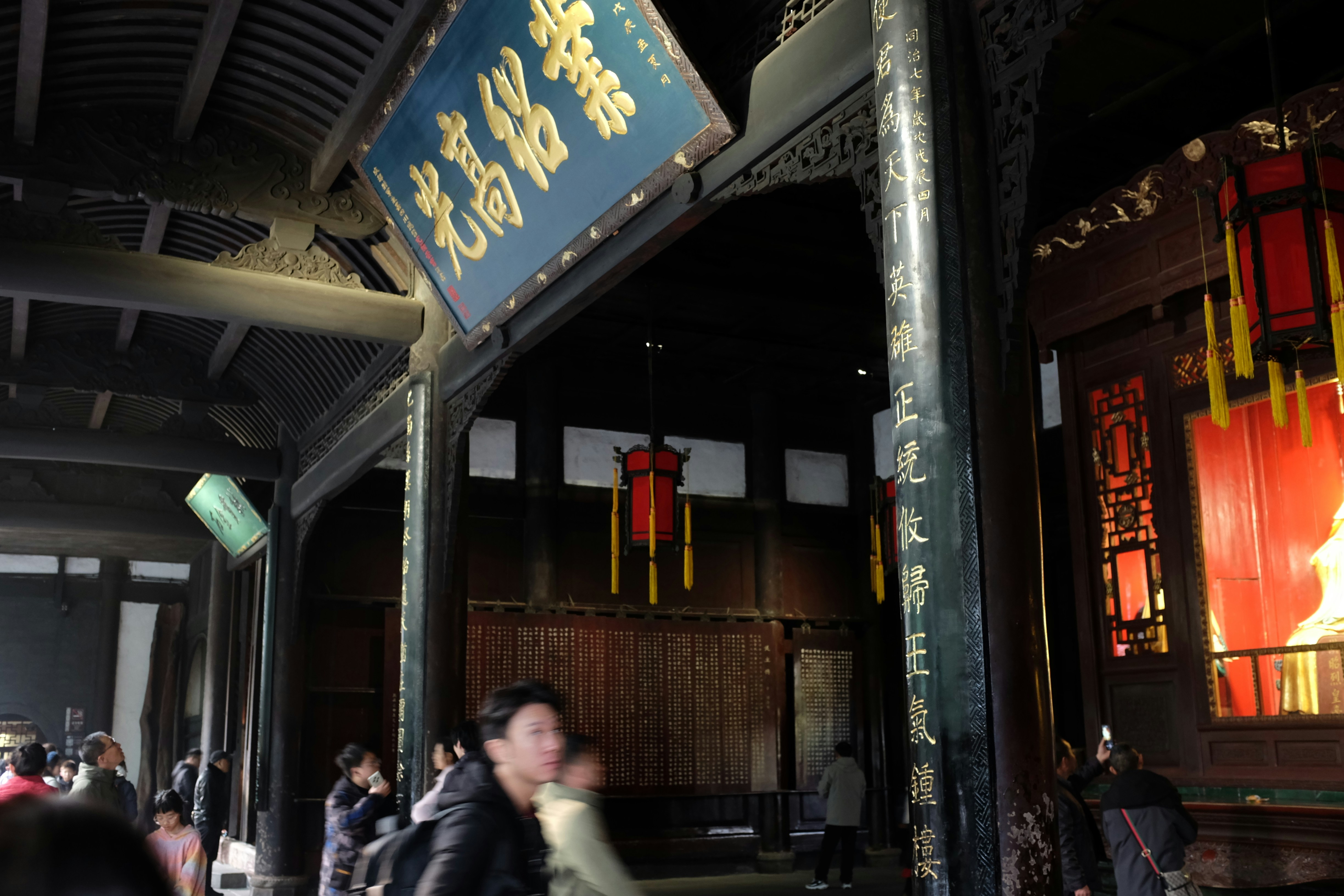 Temple Corridor in Motion: Lanterns, Calligraphy and Passing Guests