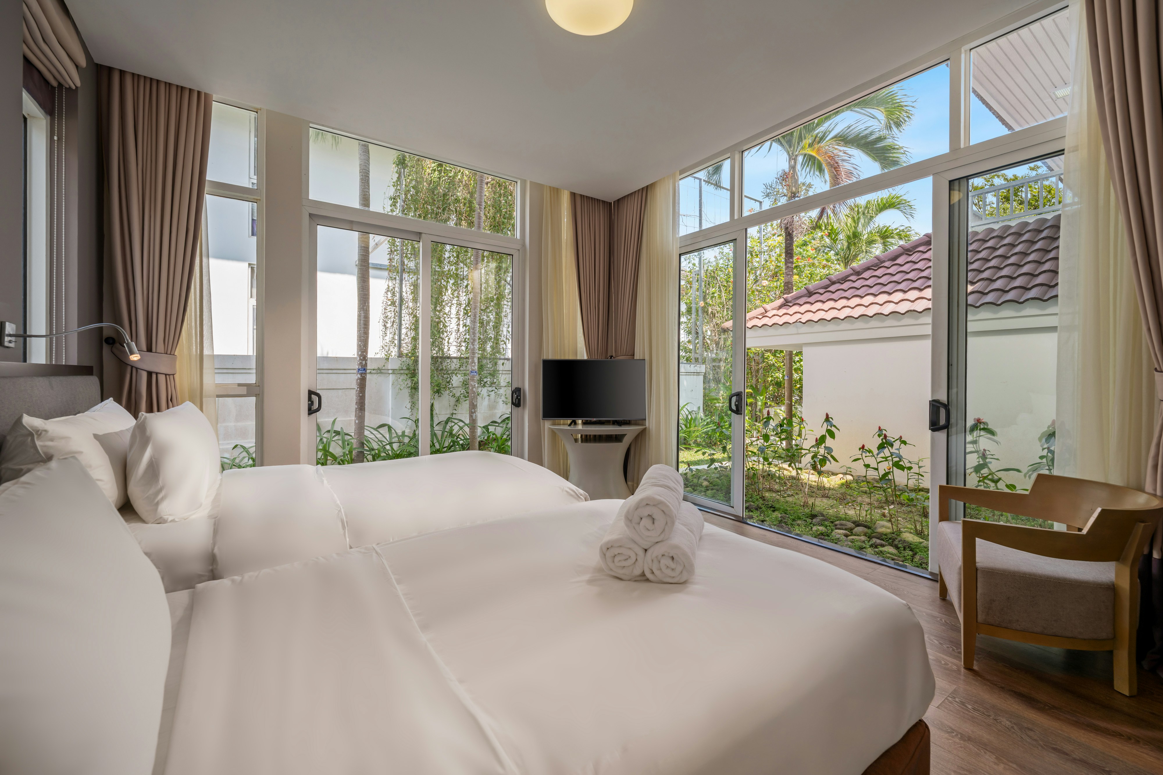 Sunlit Suite: a tranquil bedding retreat with garden views