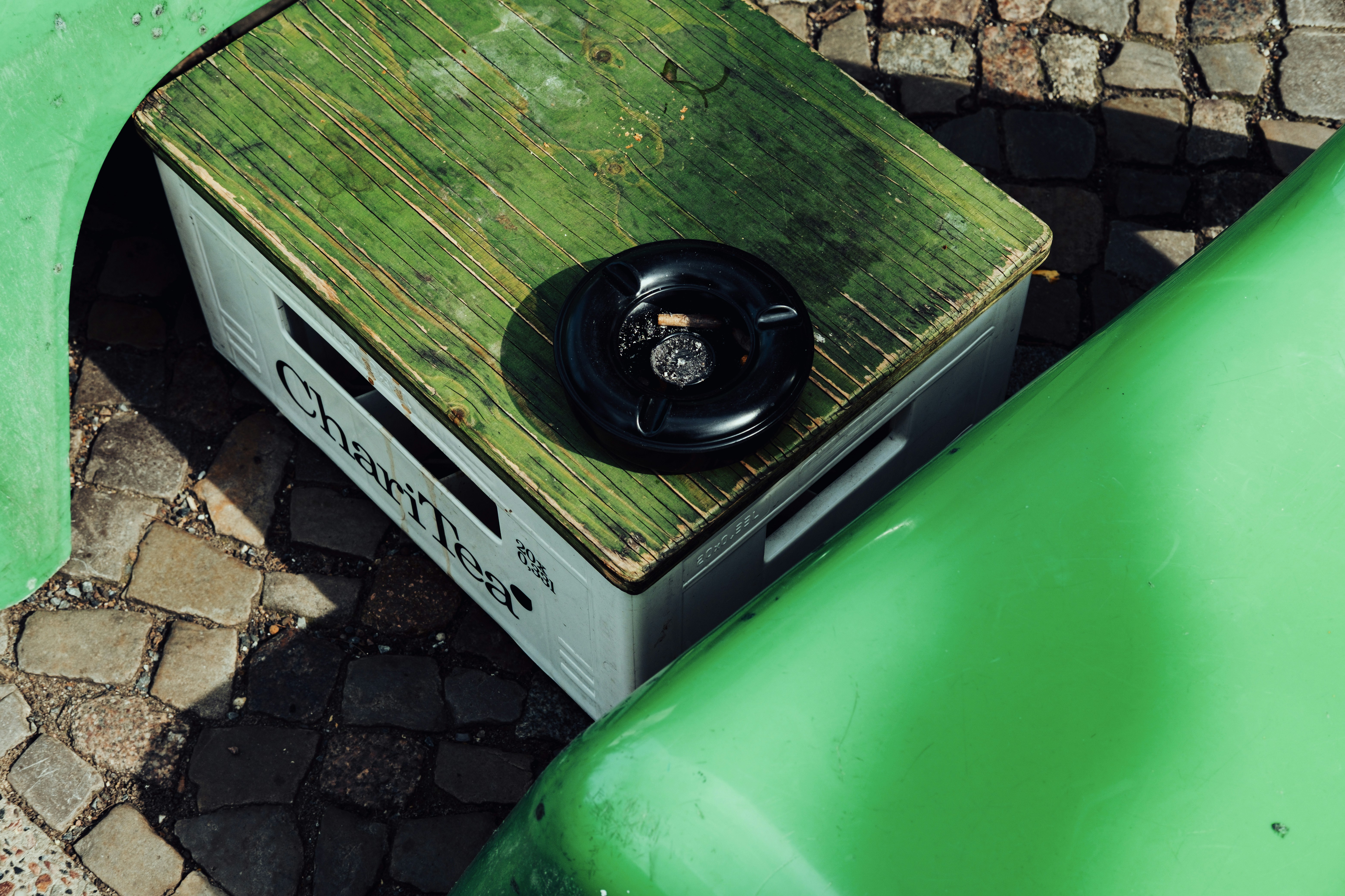 Green Cartoonish Part: A Humble Generator of Shiny Surfaces