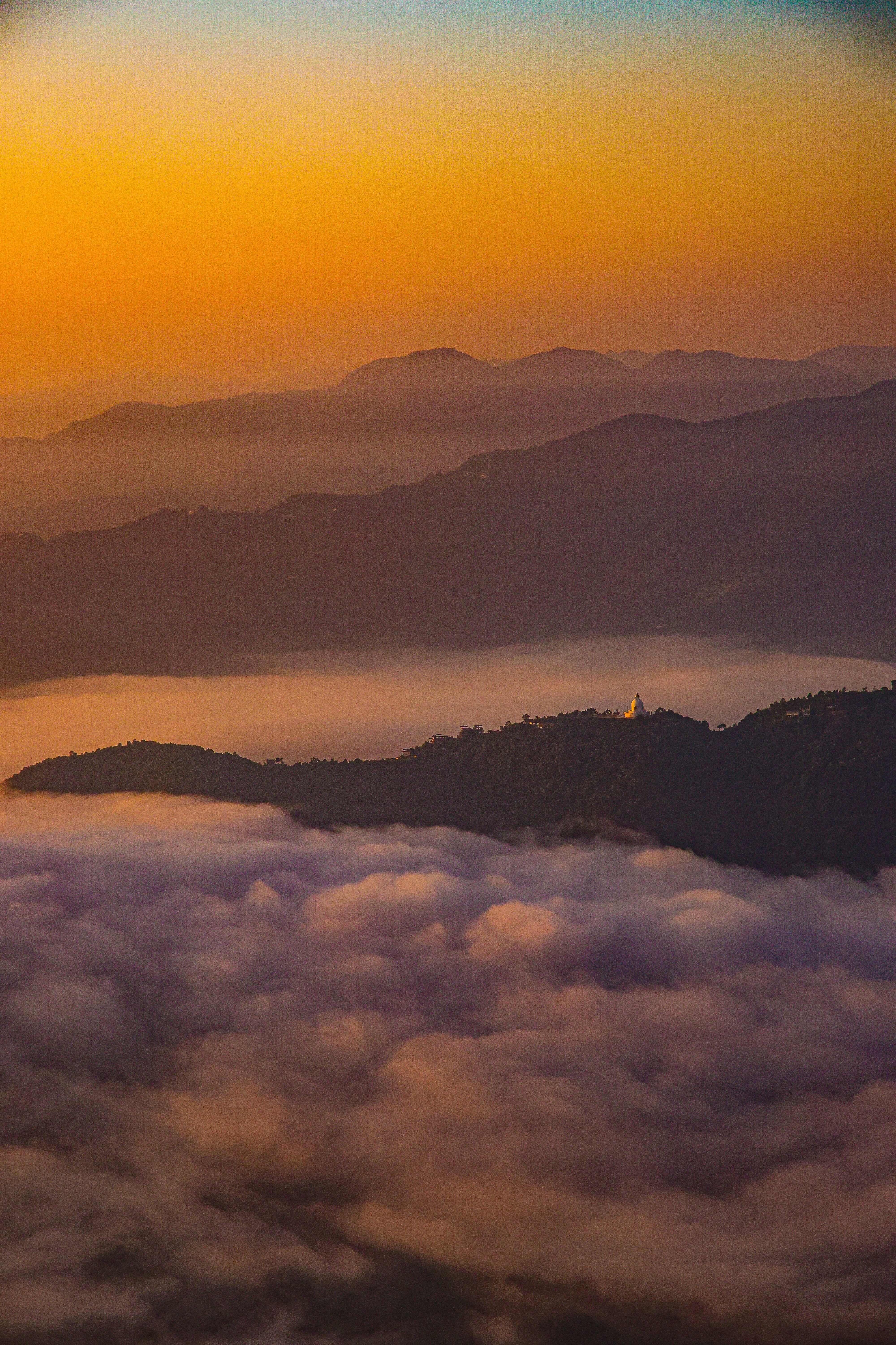 Dawn Over Mist-Softed Peaks: A Paiwise Horizon