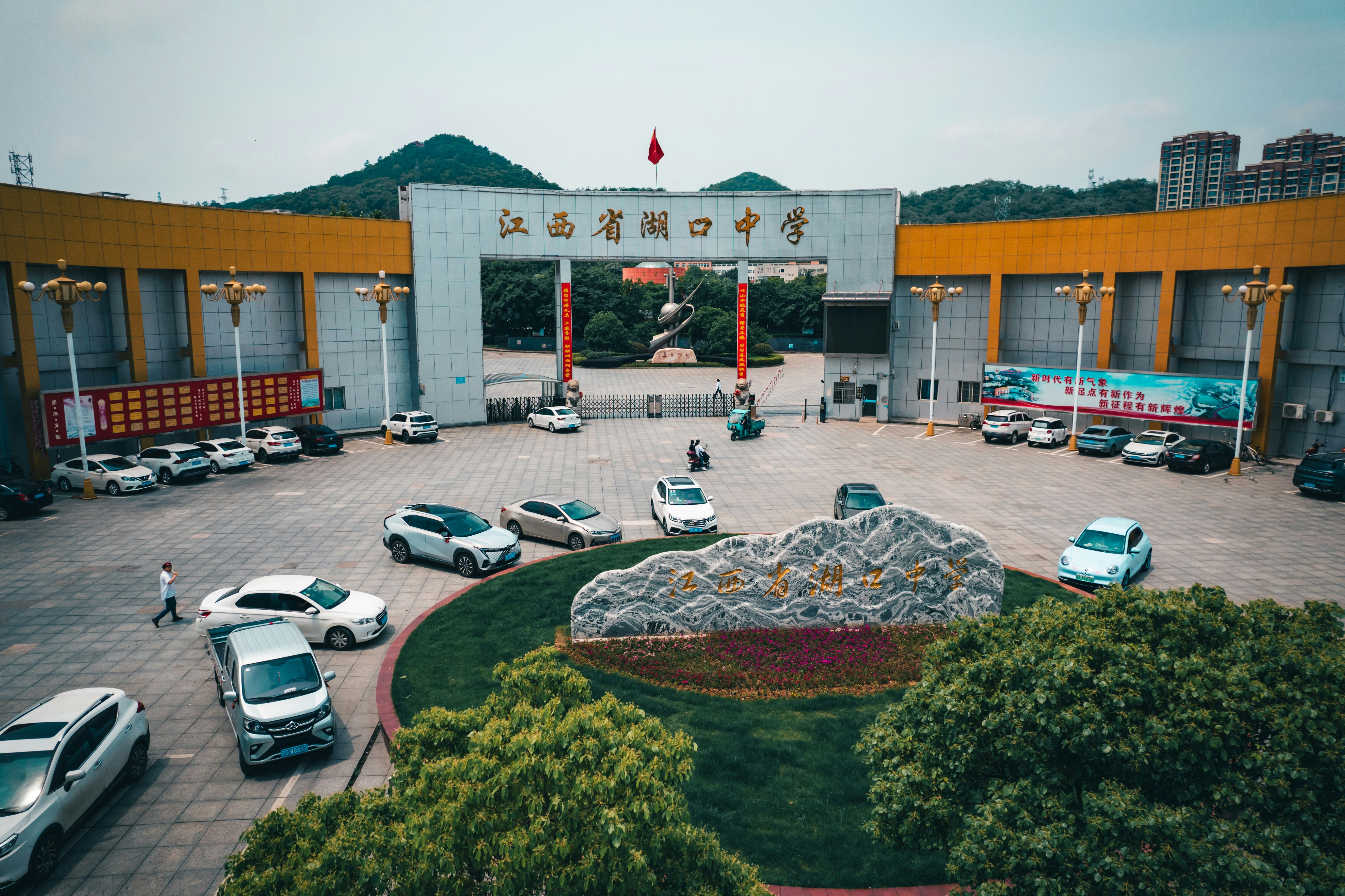 Entrance Gate of Jiangxi Province High School: A Courtyard of Cars and Landmark Statue