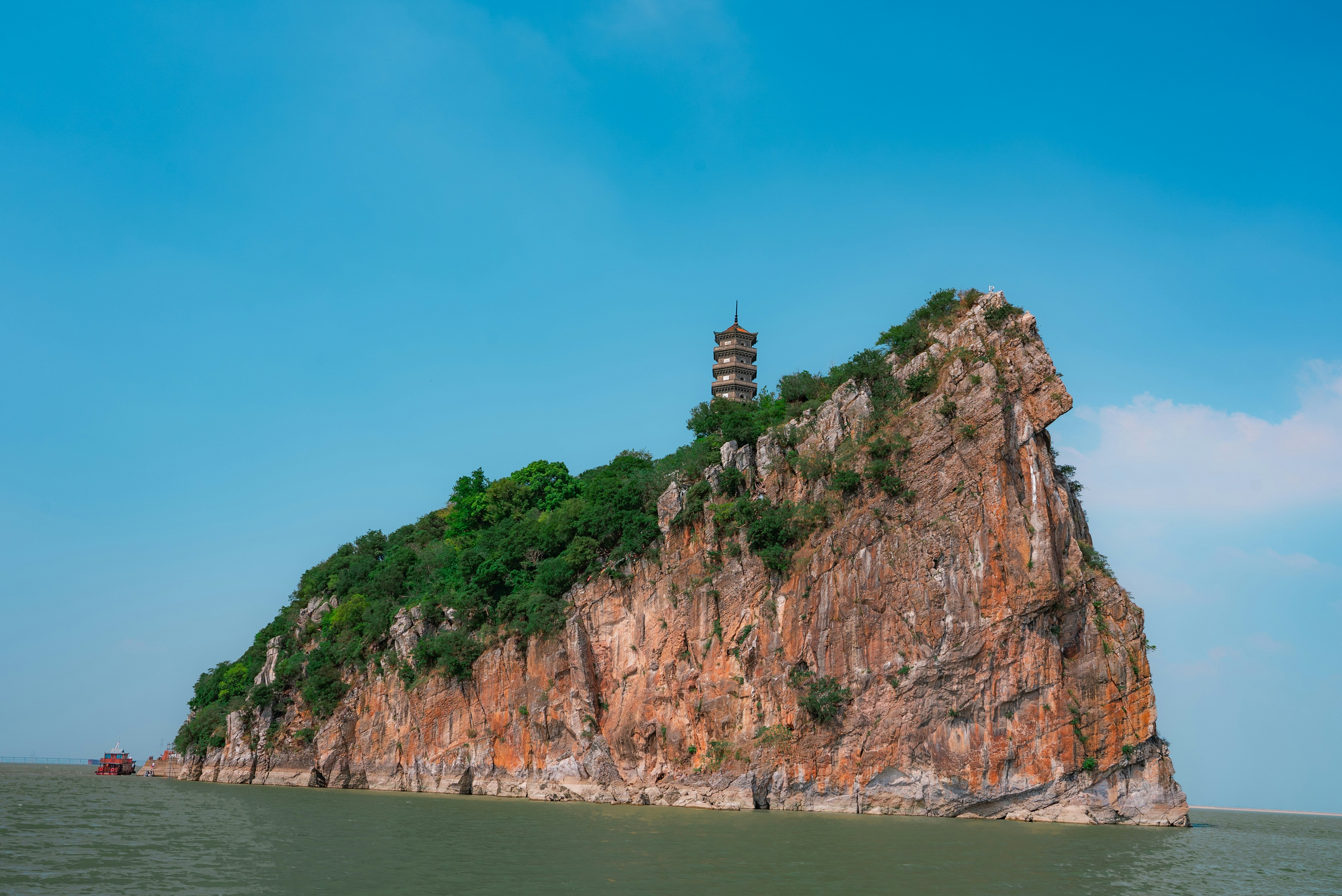 Lone Pagoda on the Cliff: A Quiet Island Stands Against the Sea