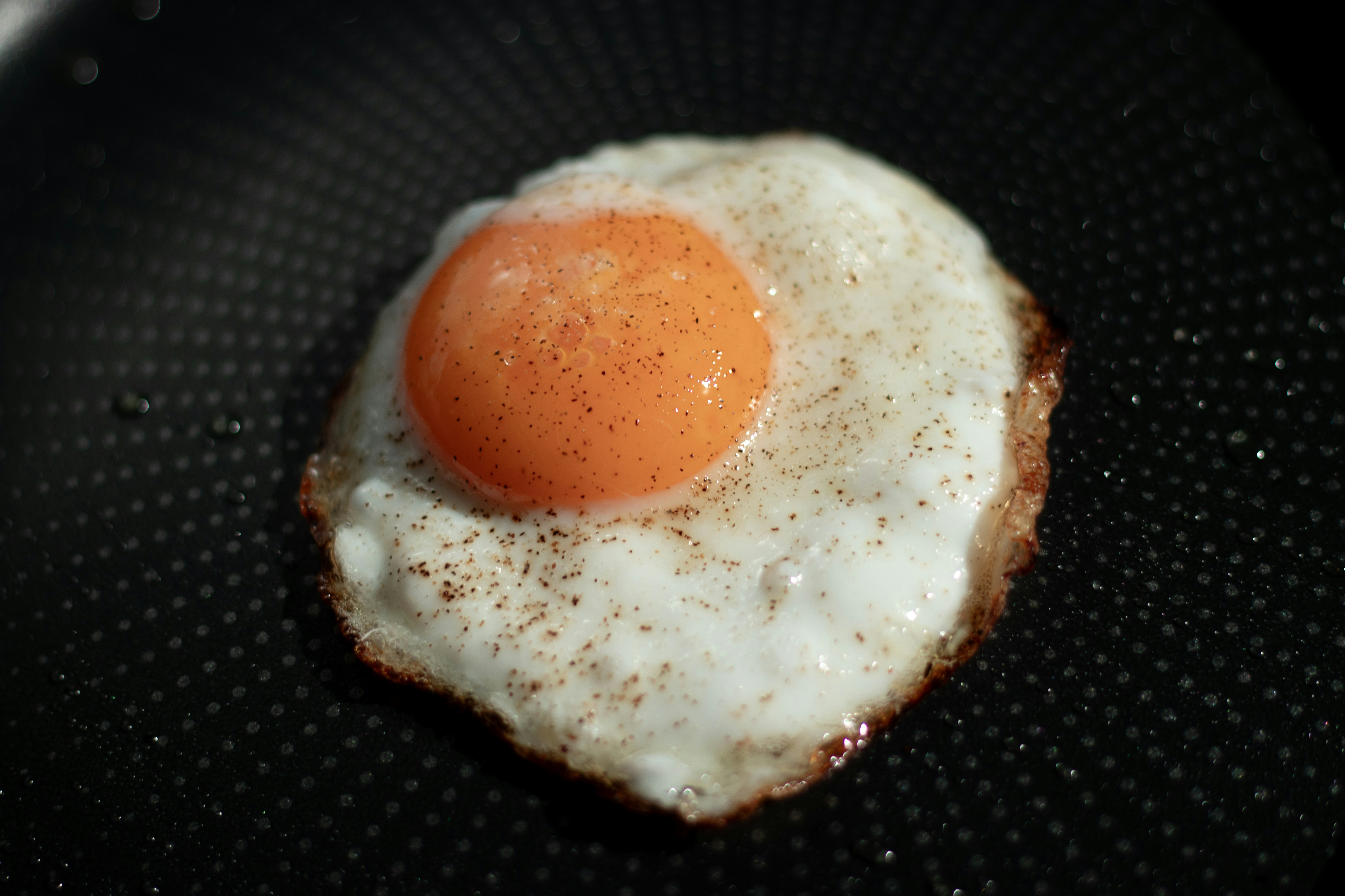 Sunny Side Up in a Dark Pan: A Crispy Edge and Velvet Egg White