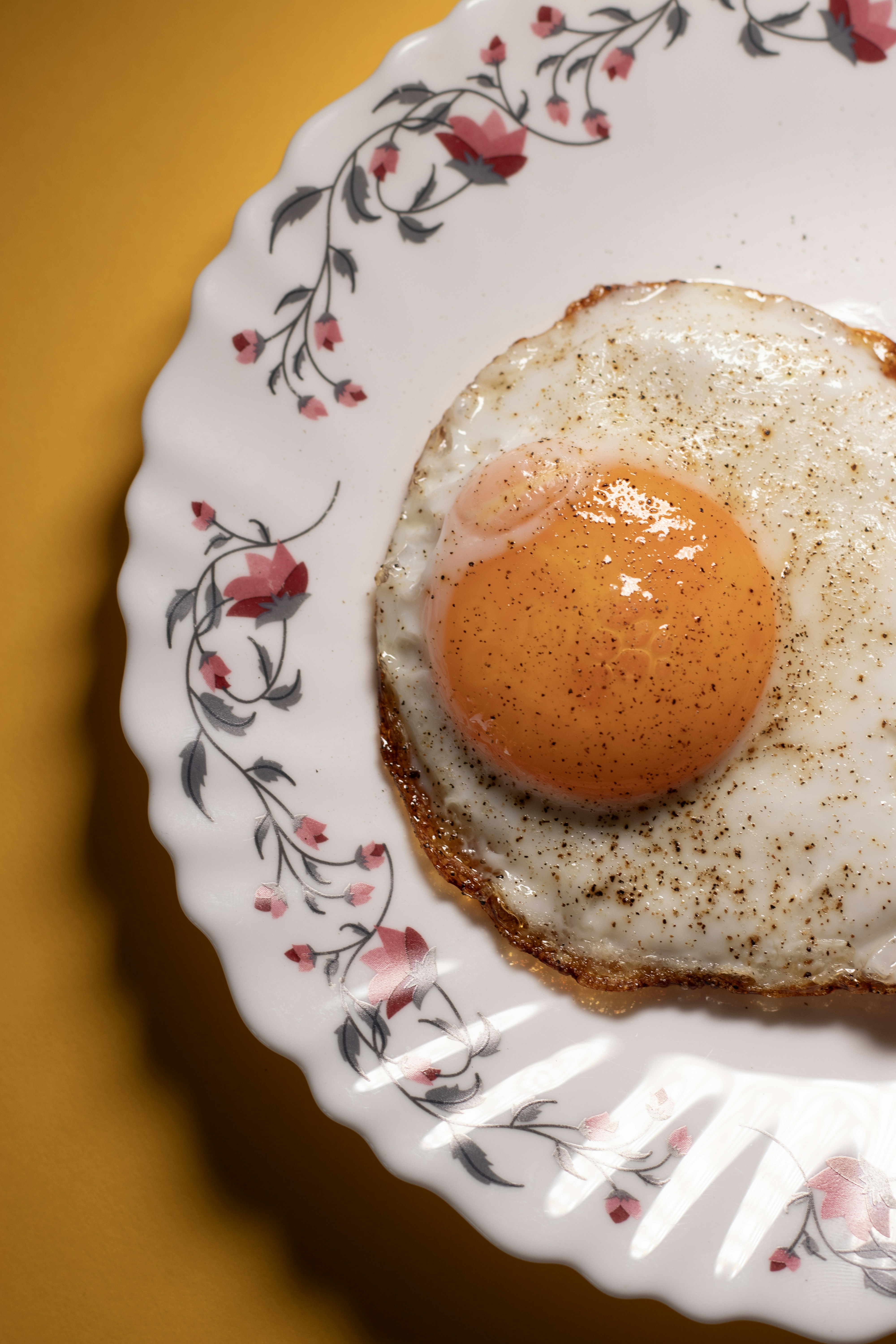 Sunny-side Focus: Egg on a Fringed Plate