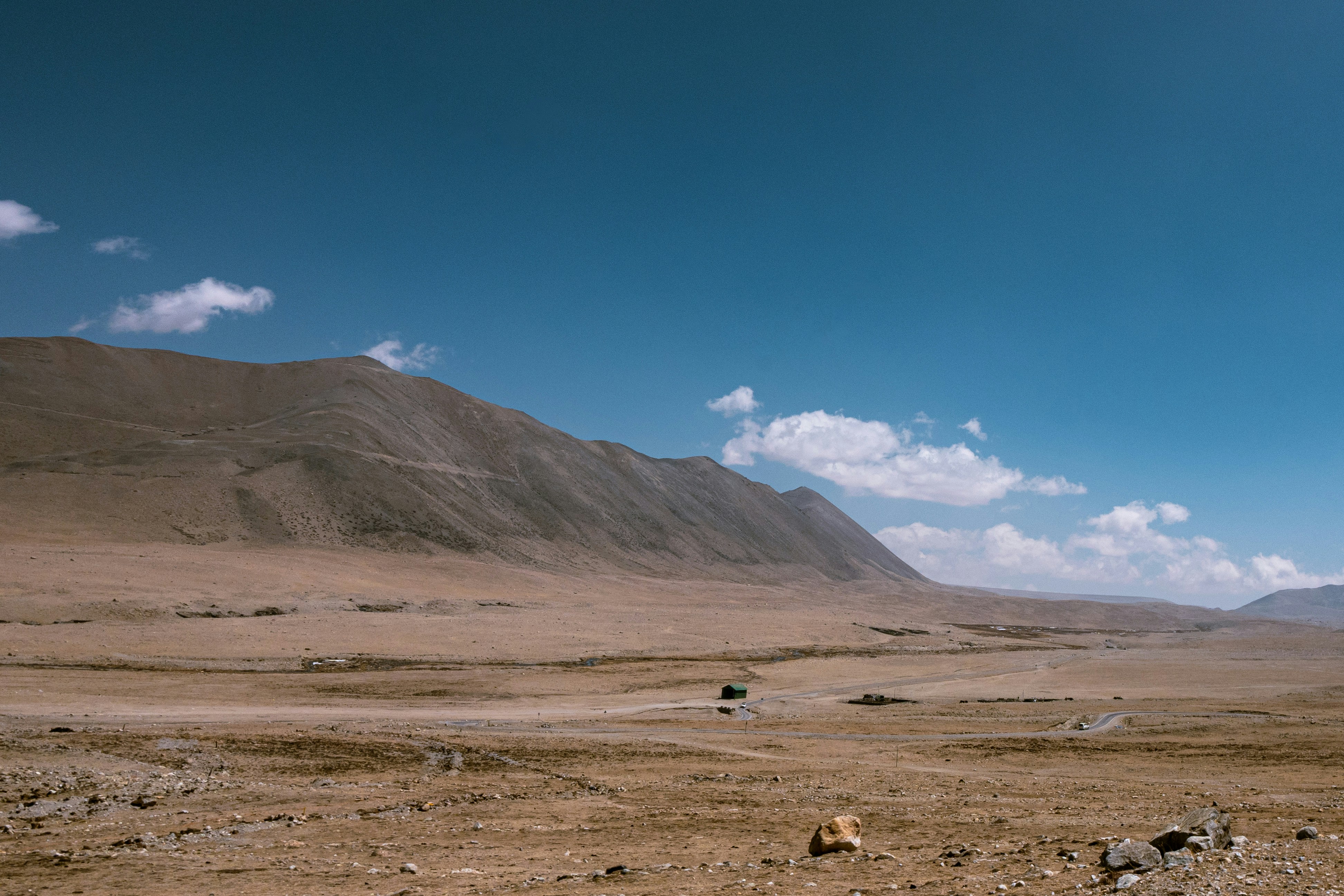 Ridge and Rim: A Vast Desert Under a Crisp Sky