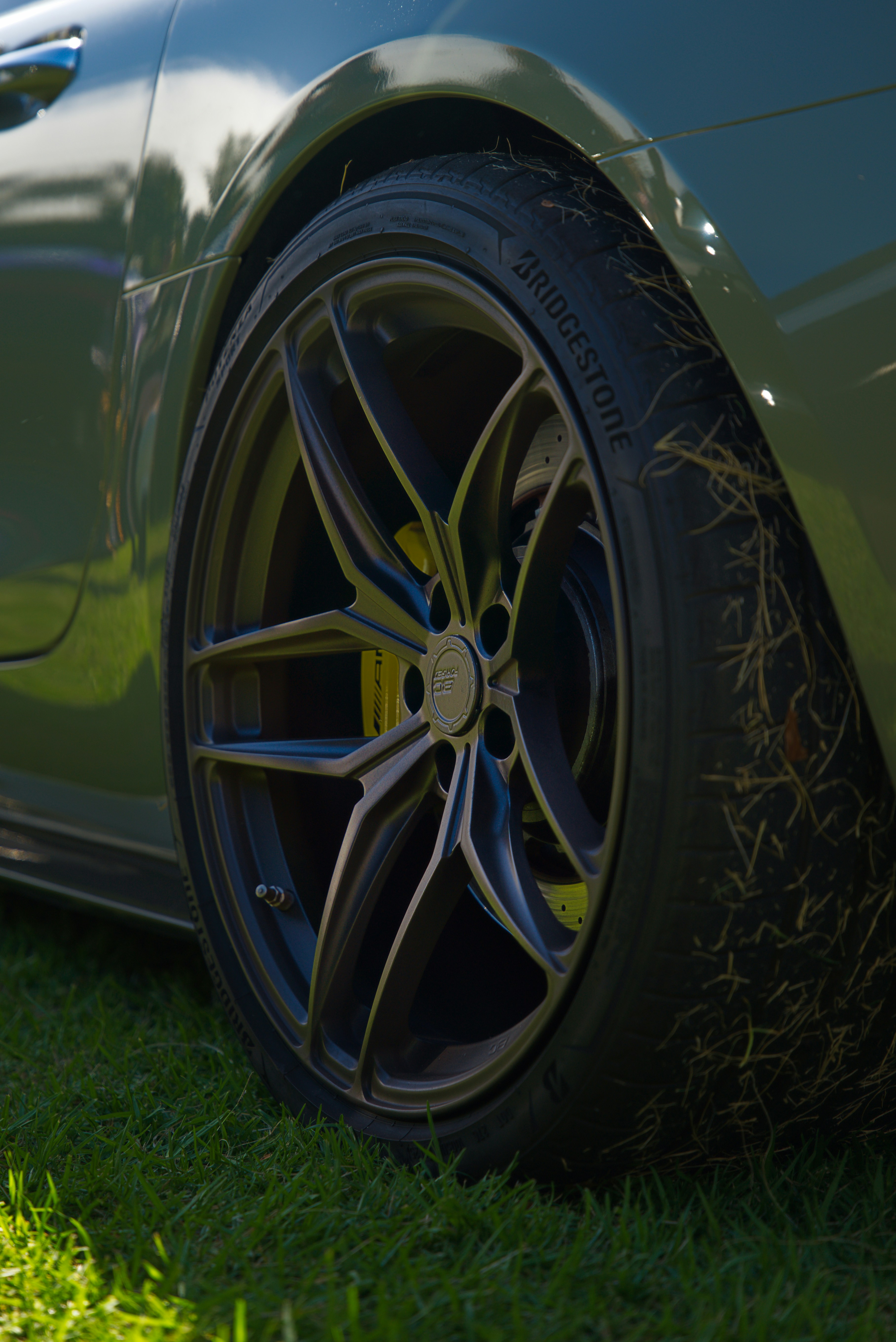 Low-Angle Close-Up: Modern Alloy Wheel with Brushed Speeds