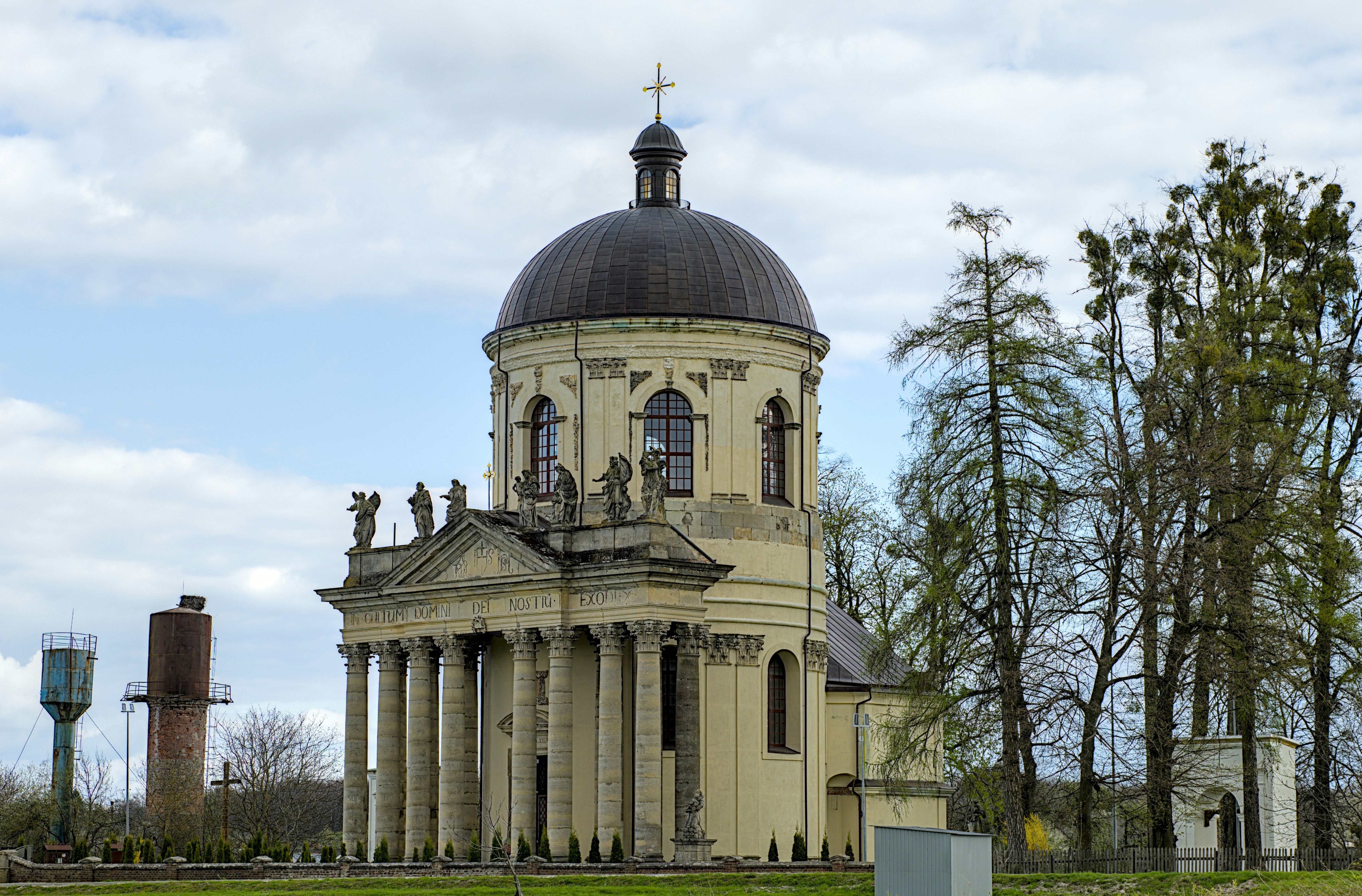 Kolossal Dome and Classical Facade: a Neoclassical Chapel in Open Grounds