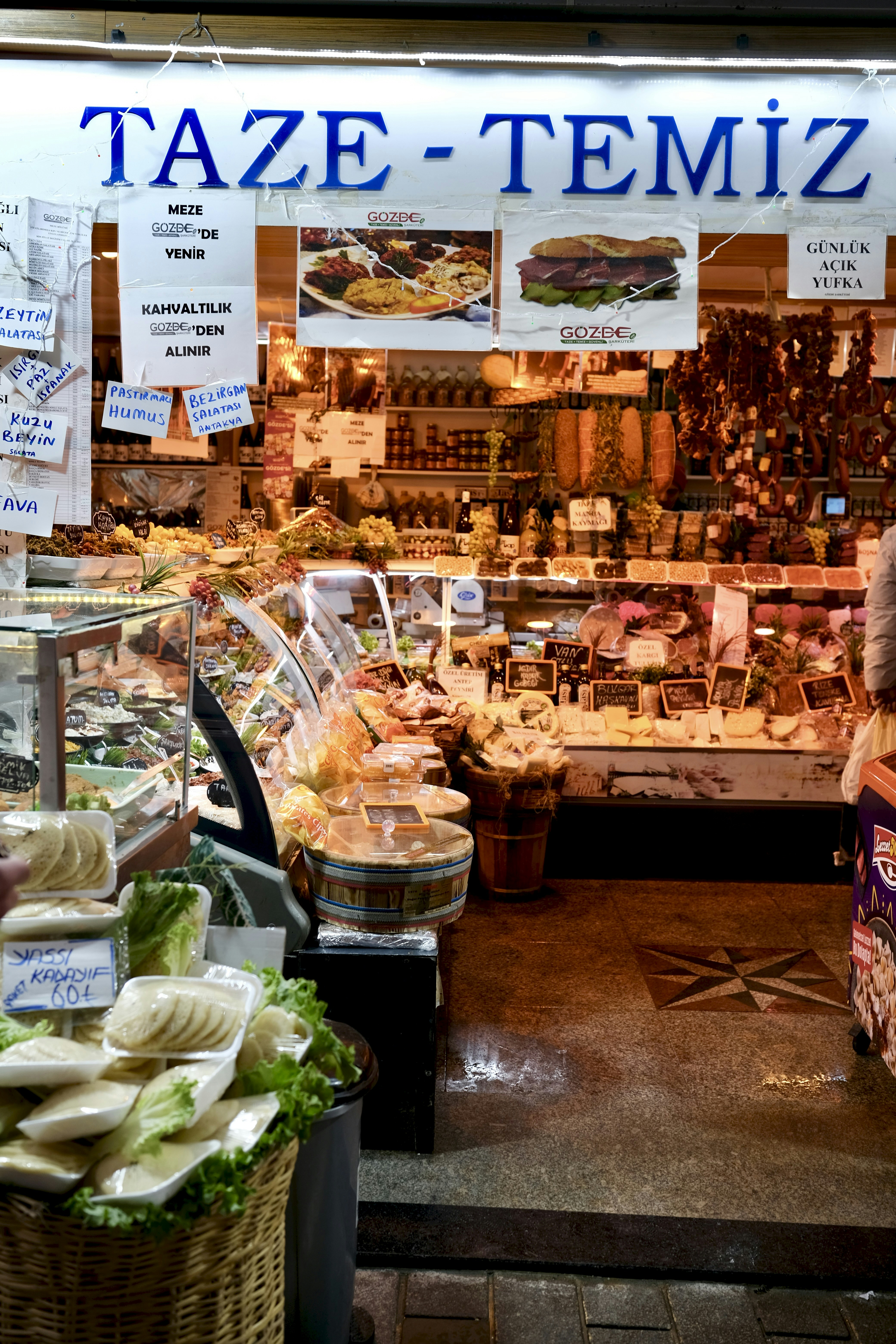 Marketfront Delights: A Turkish Deli Brimming with Color