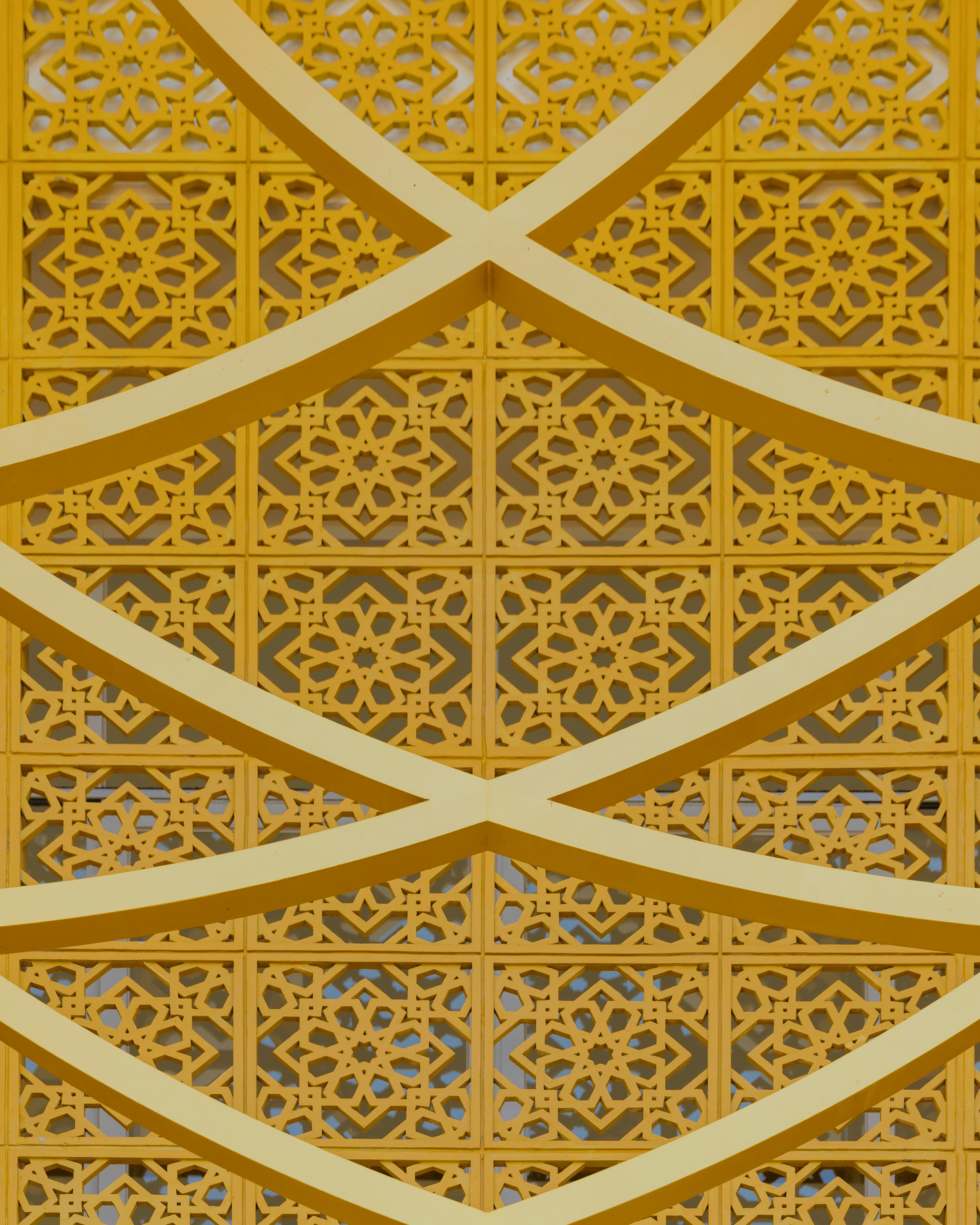 Golden Lattice Crossings: Repetition of Arched Struts over Geometric Panels