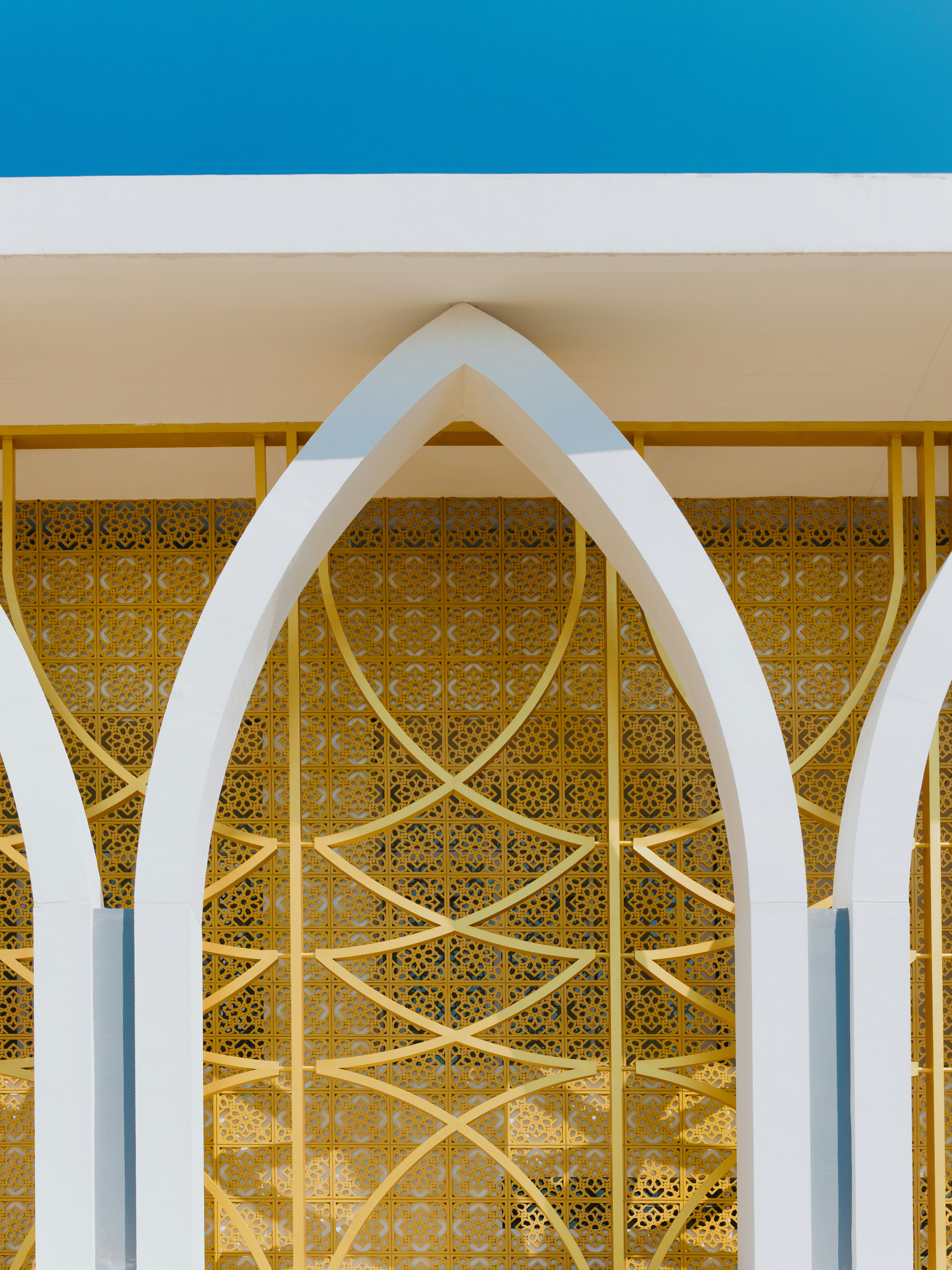 Arched Geometry: Golden Lattice Between Symmetrical Arches