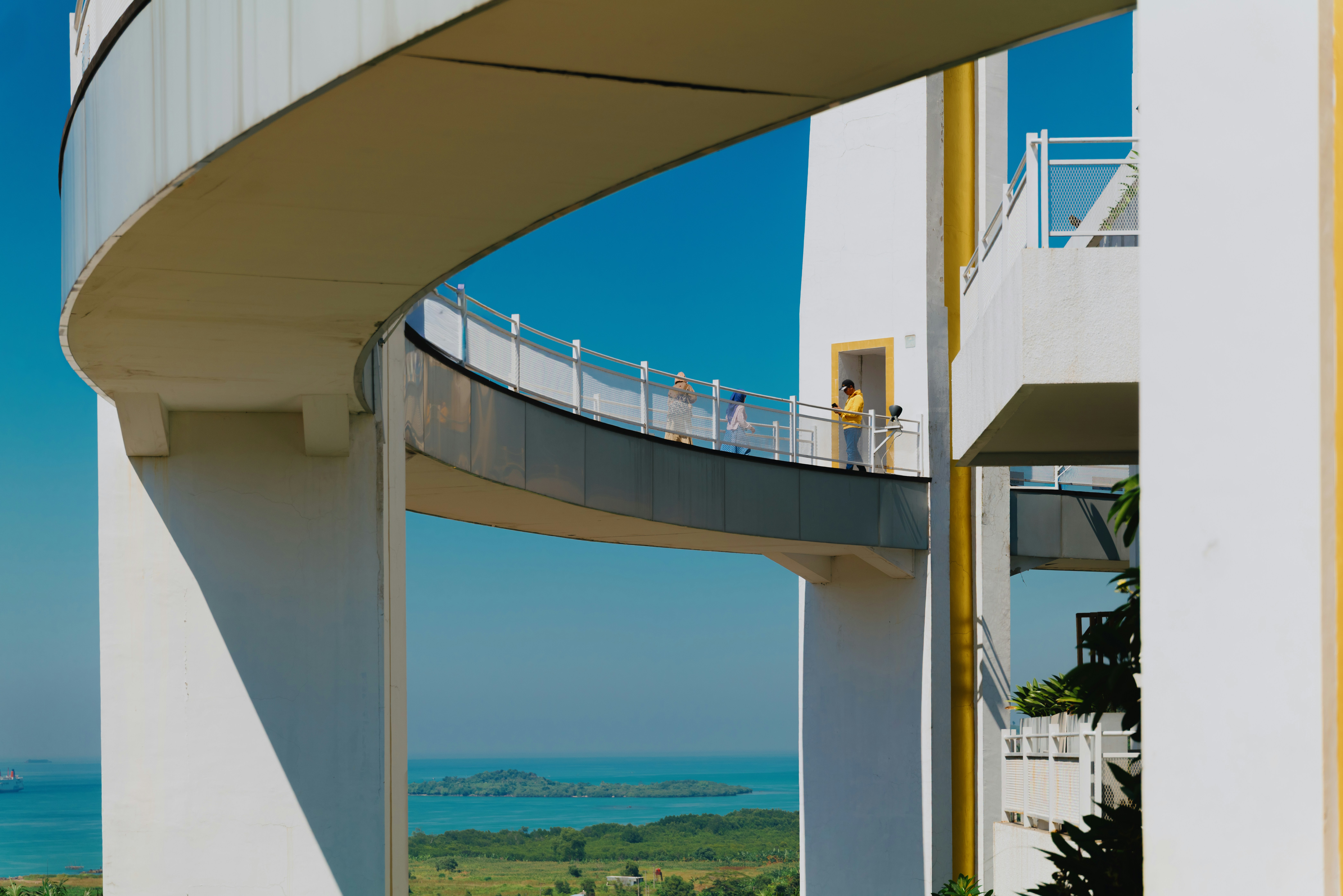 Curved Walkway Above the Sea: A Structural Tableau