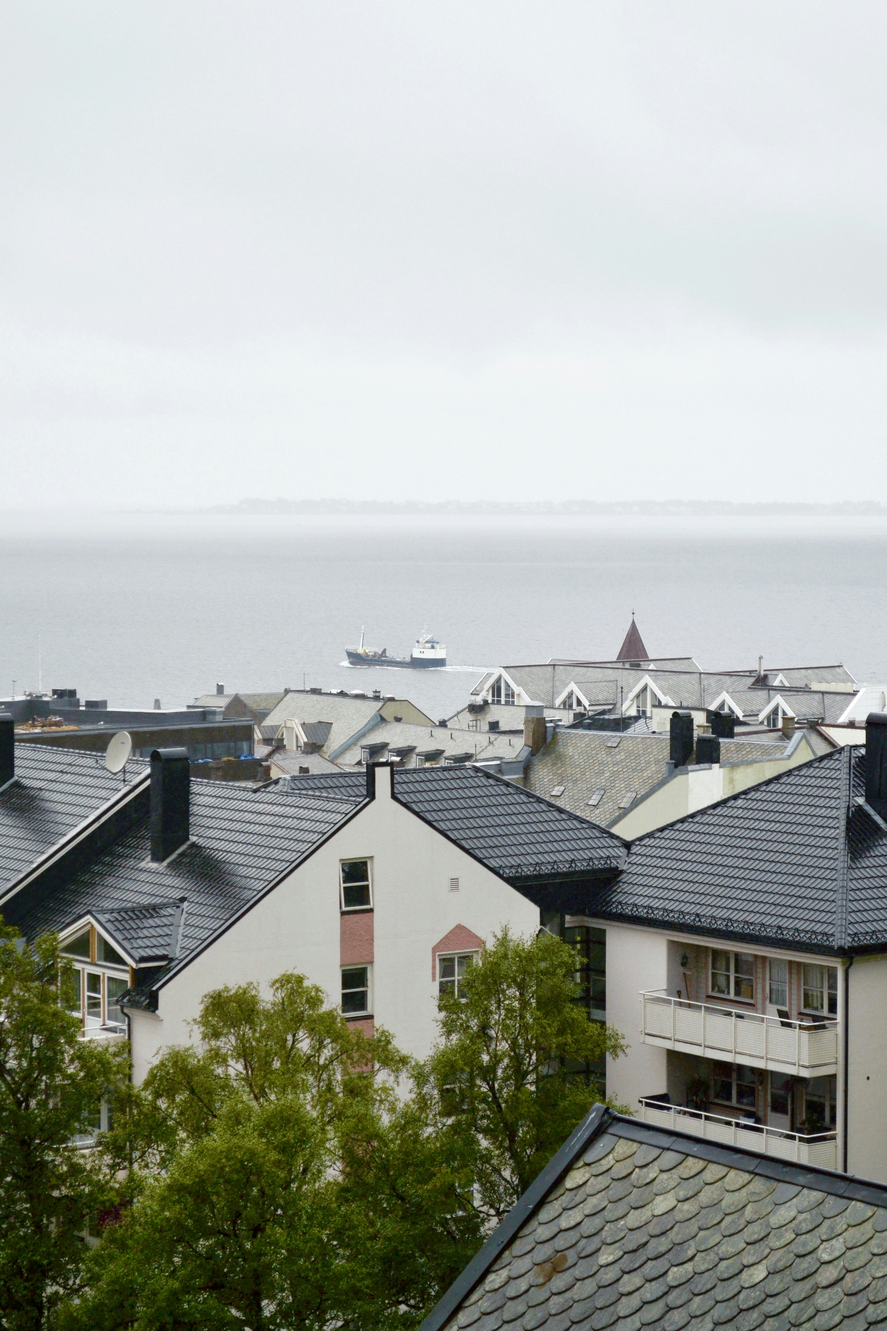High-Roofline Harbor: A Quiet Coastal Cityscape