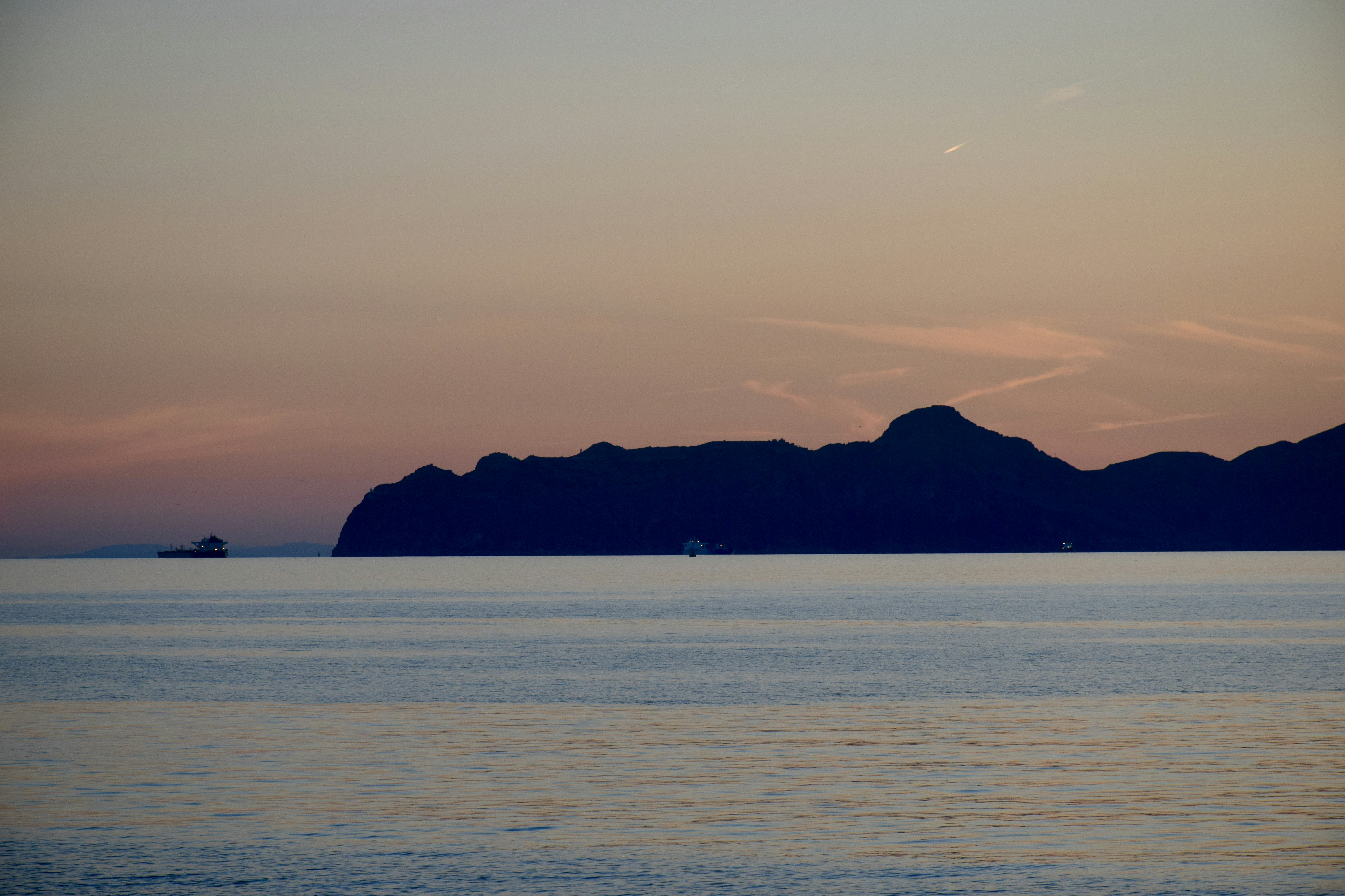 Horizon Silhouette at Dusk