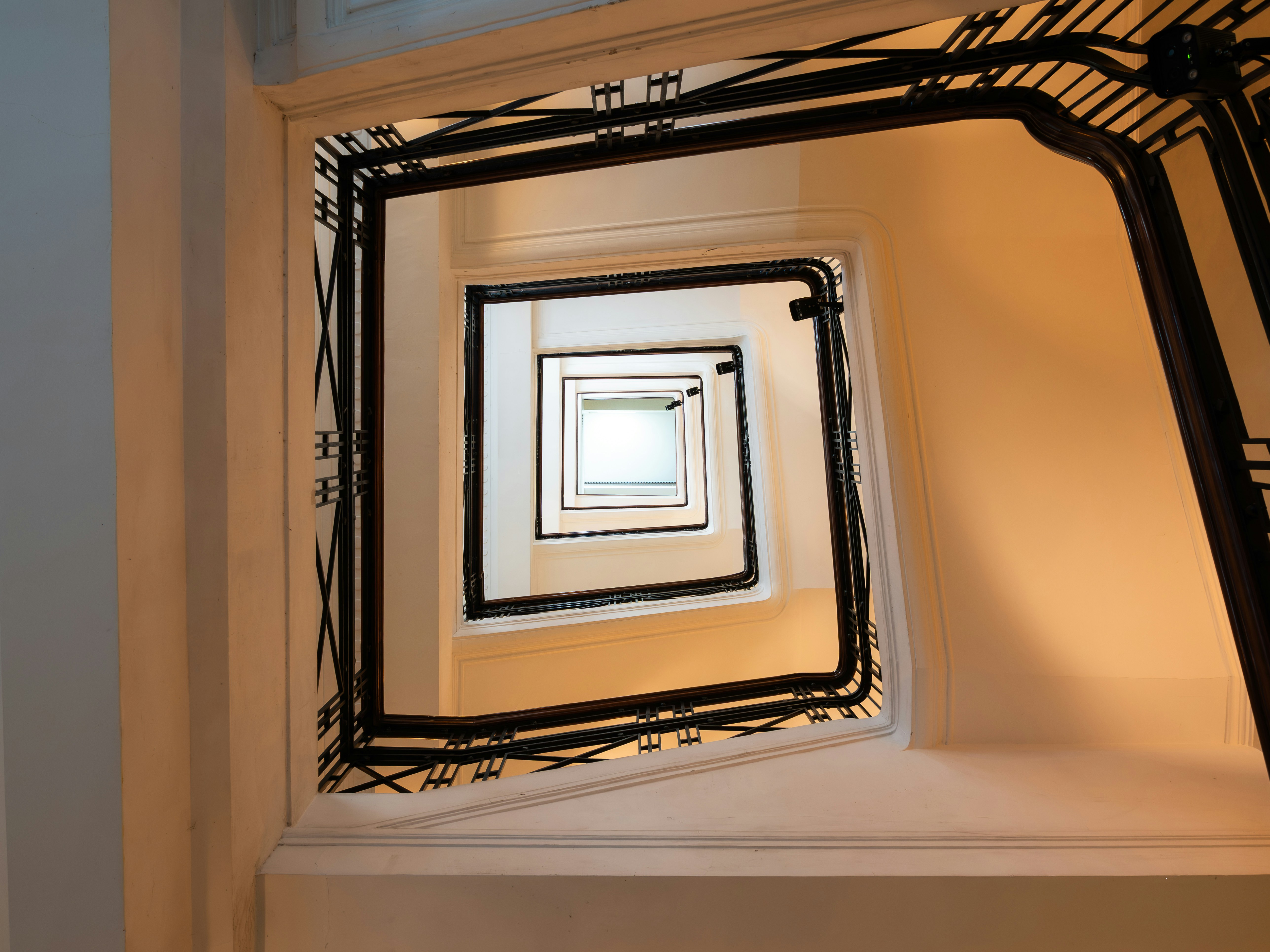 Rectilinear Descent: A Ceilings-Inner Spiral Staircase Node