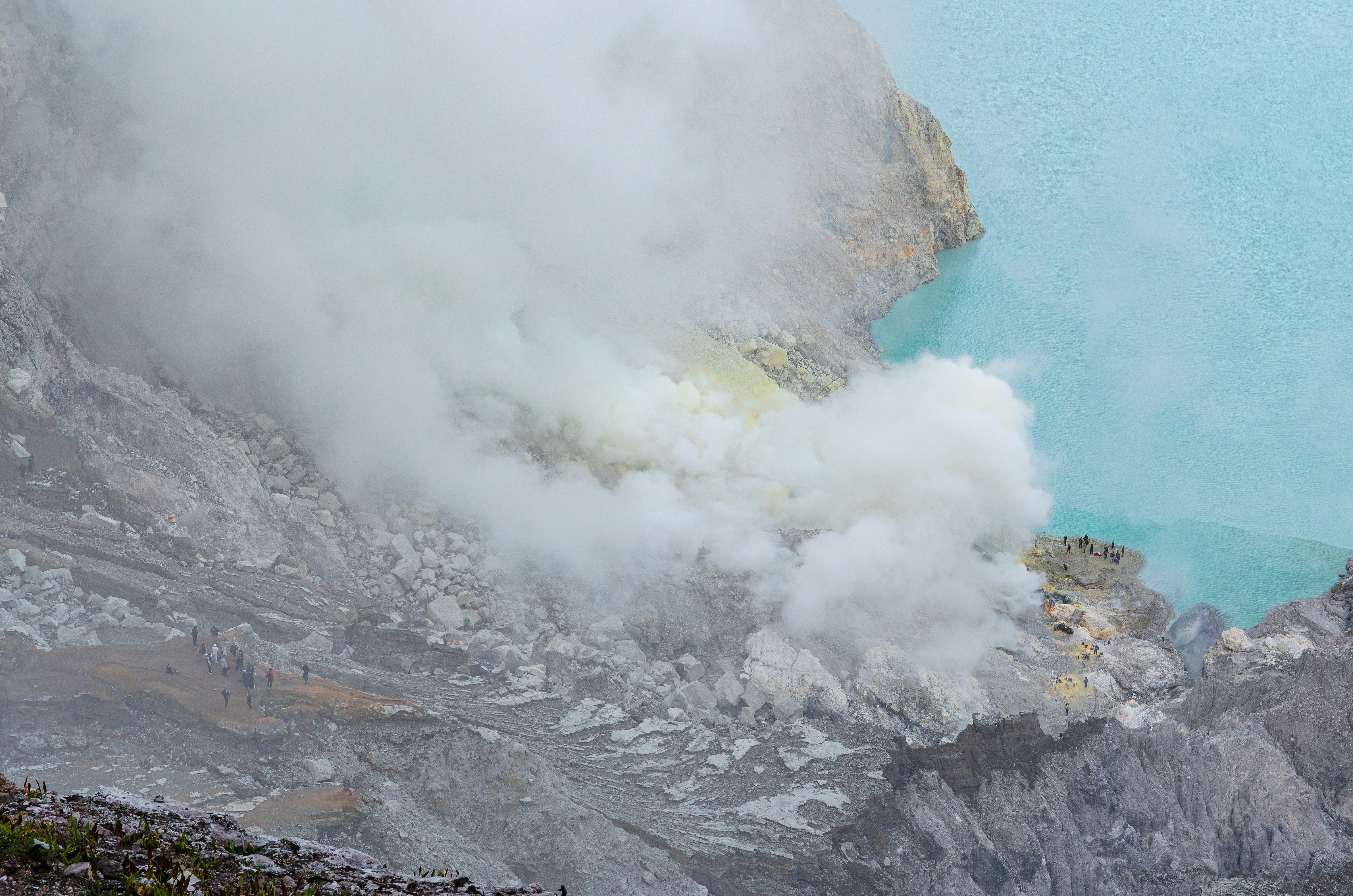 Steam and Turquoise Crater: A Volcanic Breath Over the Caldera