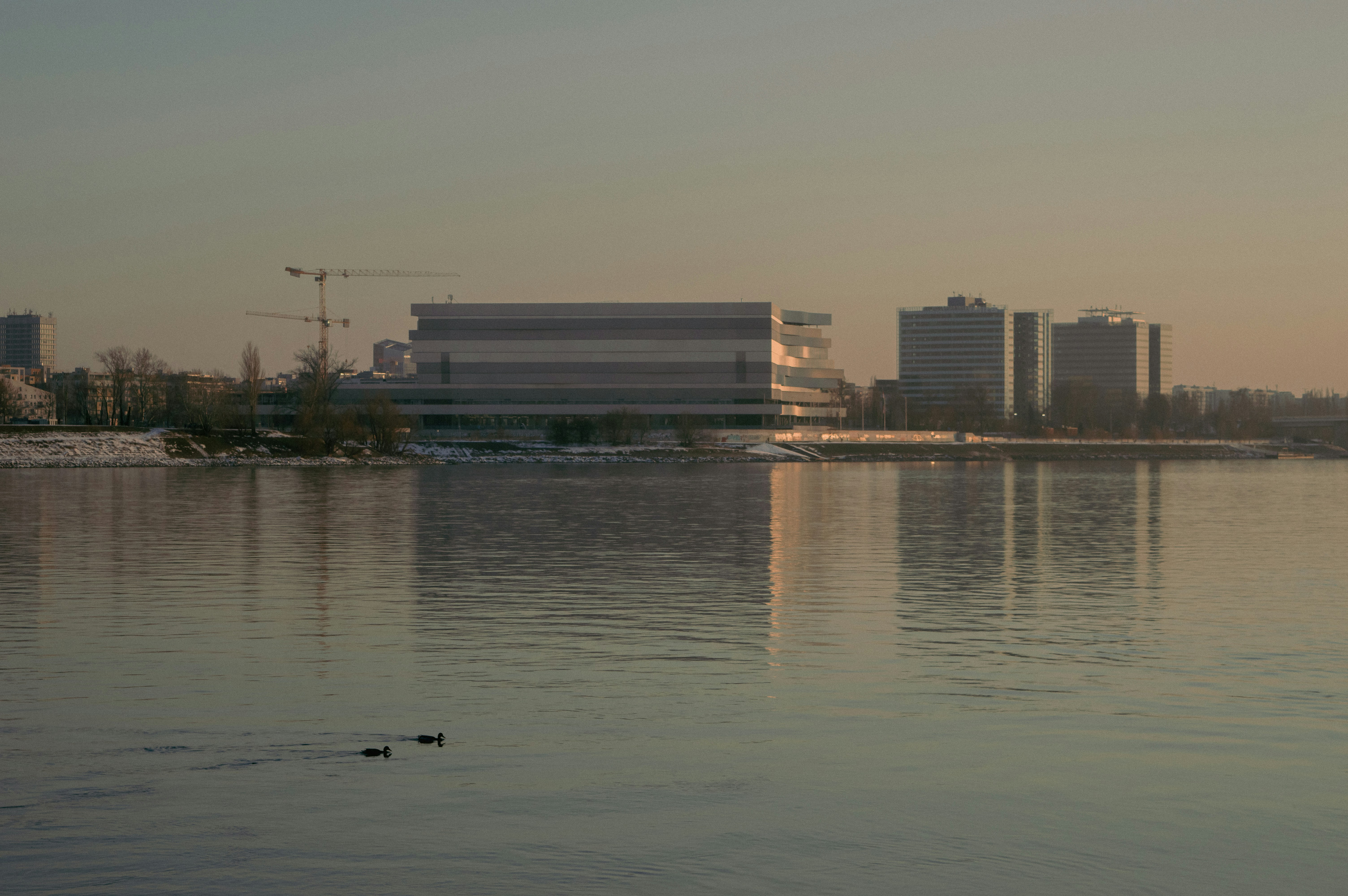 Calm Riverside Silhouette: City Edge at Dusk