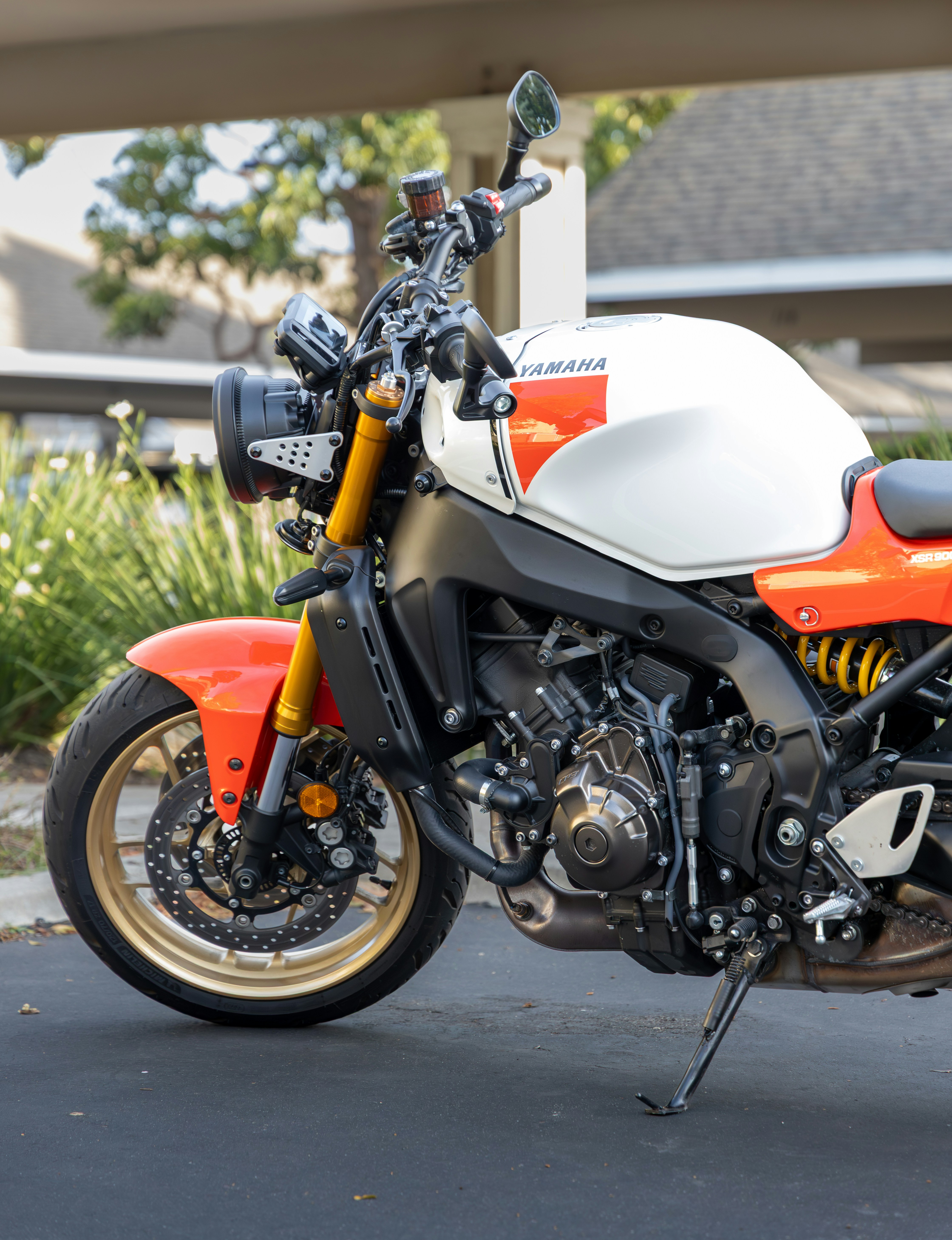 Red-and-white Yamaha Throttle Ghost: A Street-Faired Icon