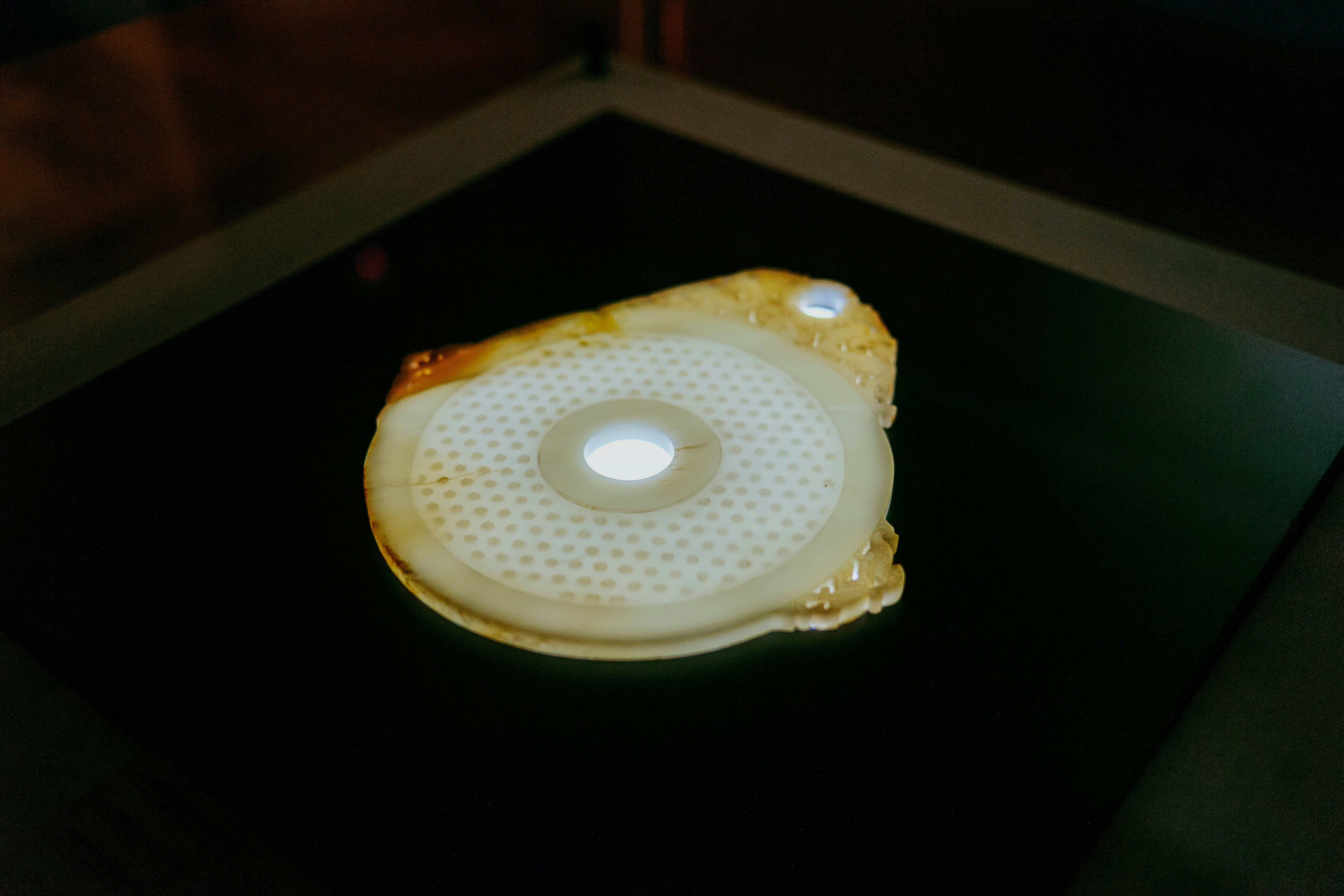 Soft-glow Disk on a Dark Desk