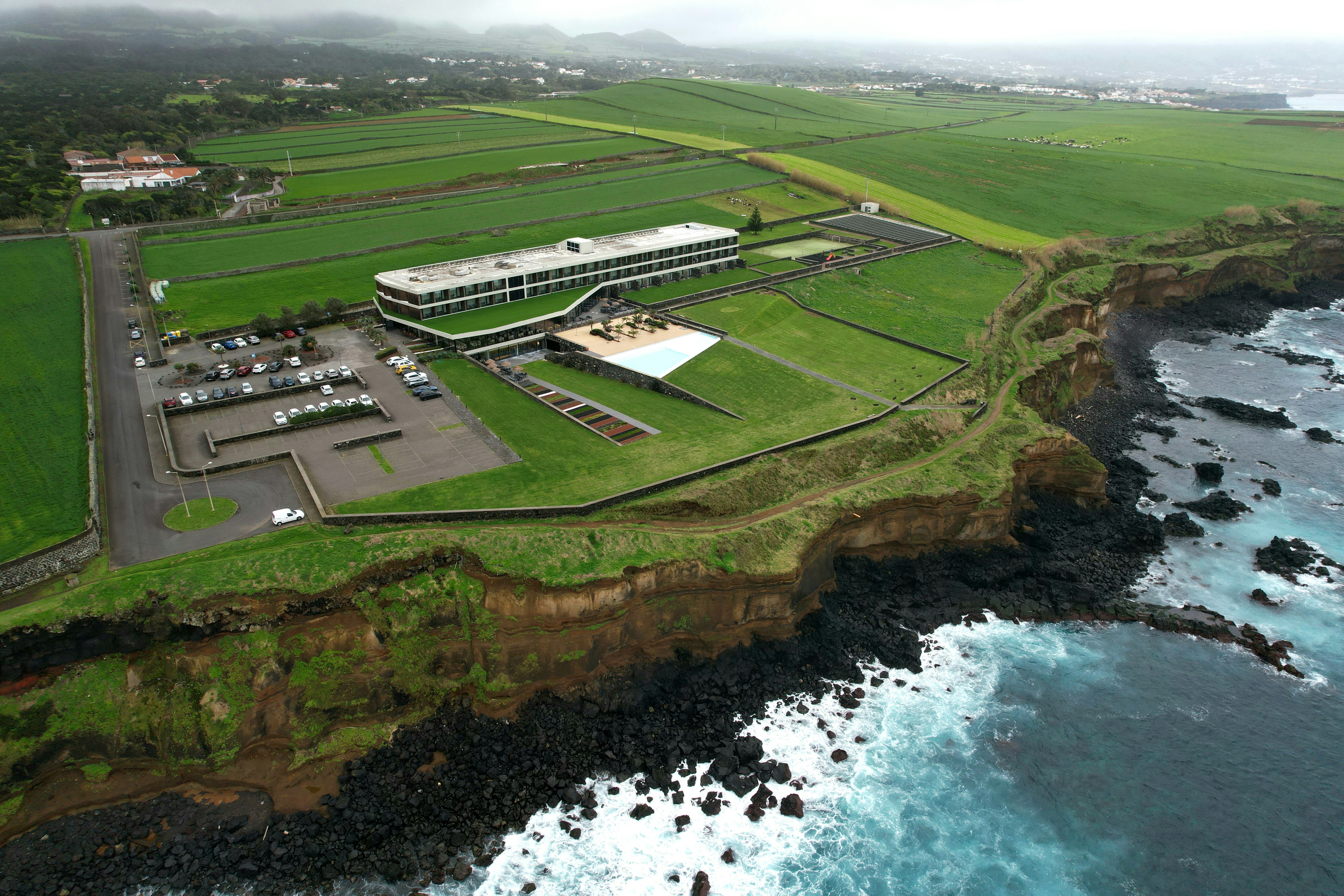 Littoral Retreat: Modern Wing Overlooking Turbulent Rocks
