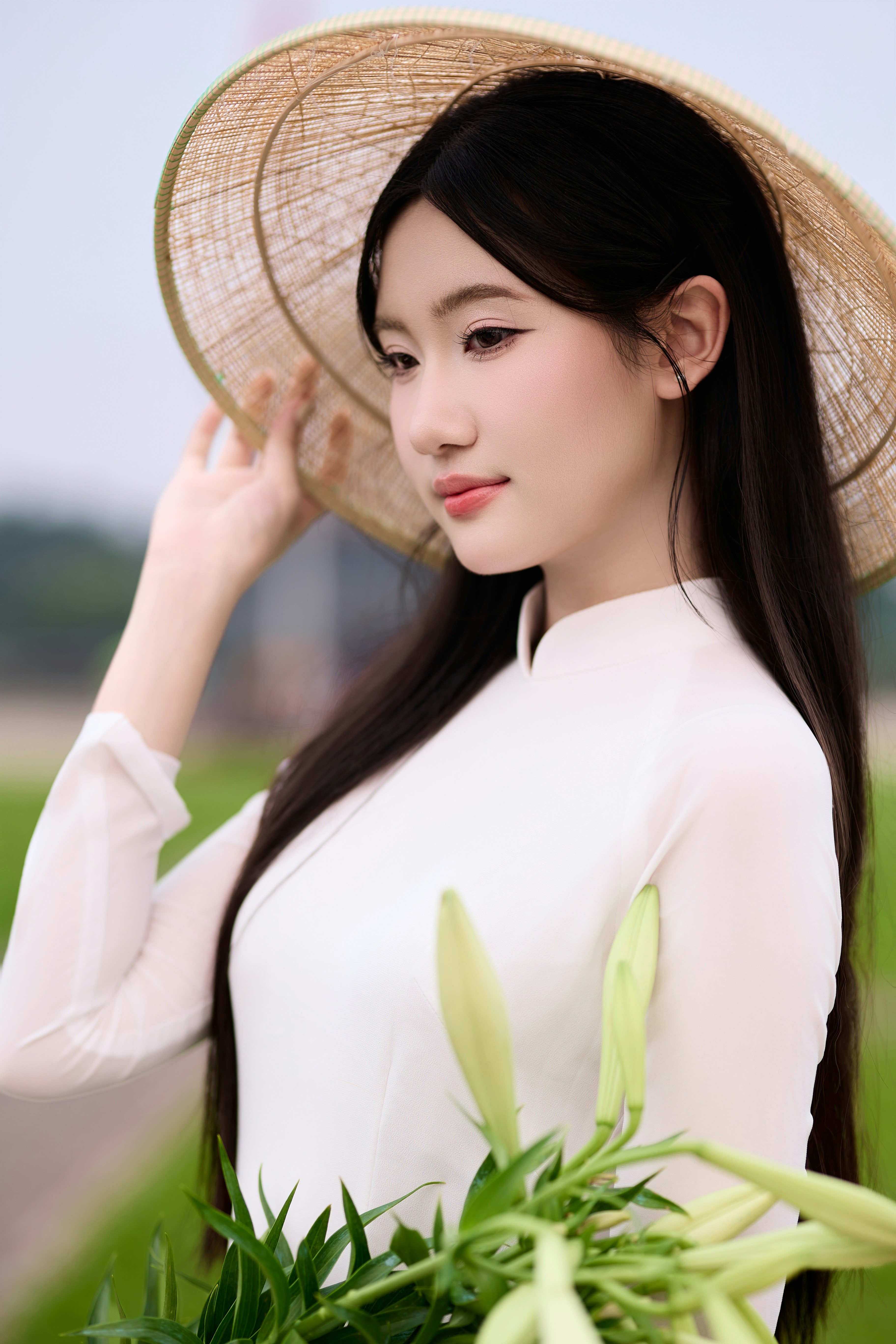 Portrait in Straw: Soft Focus and Gentle Light
