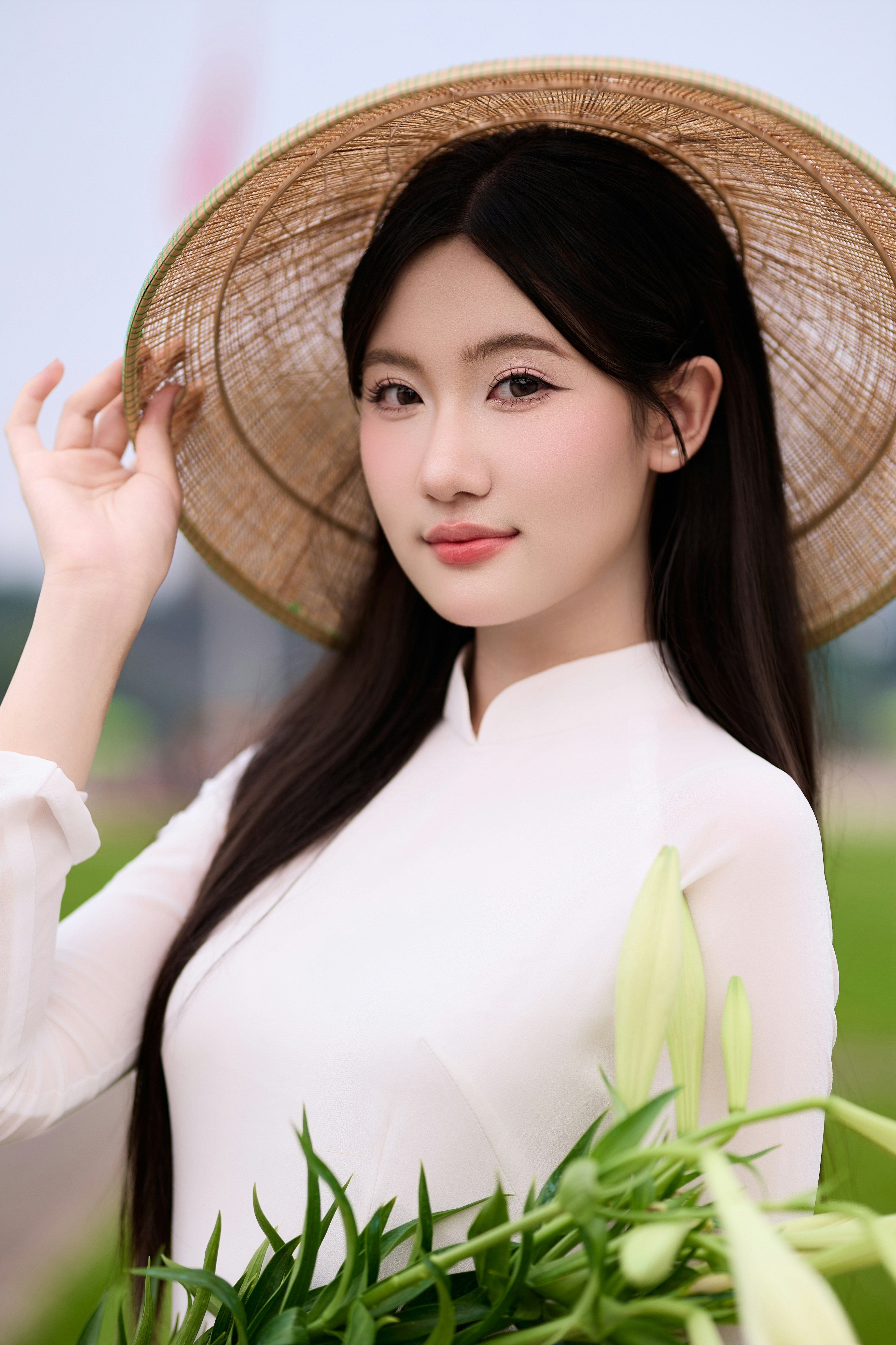 Portrait in a Skim of Sun: Soft Light and Straw Hat Grace