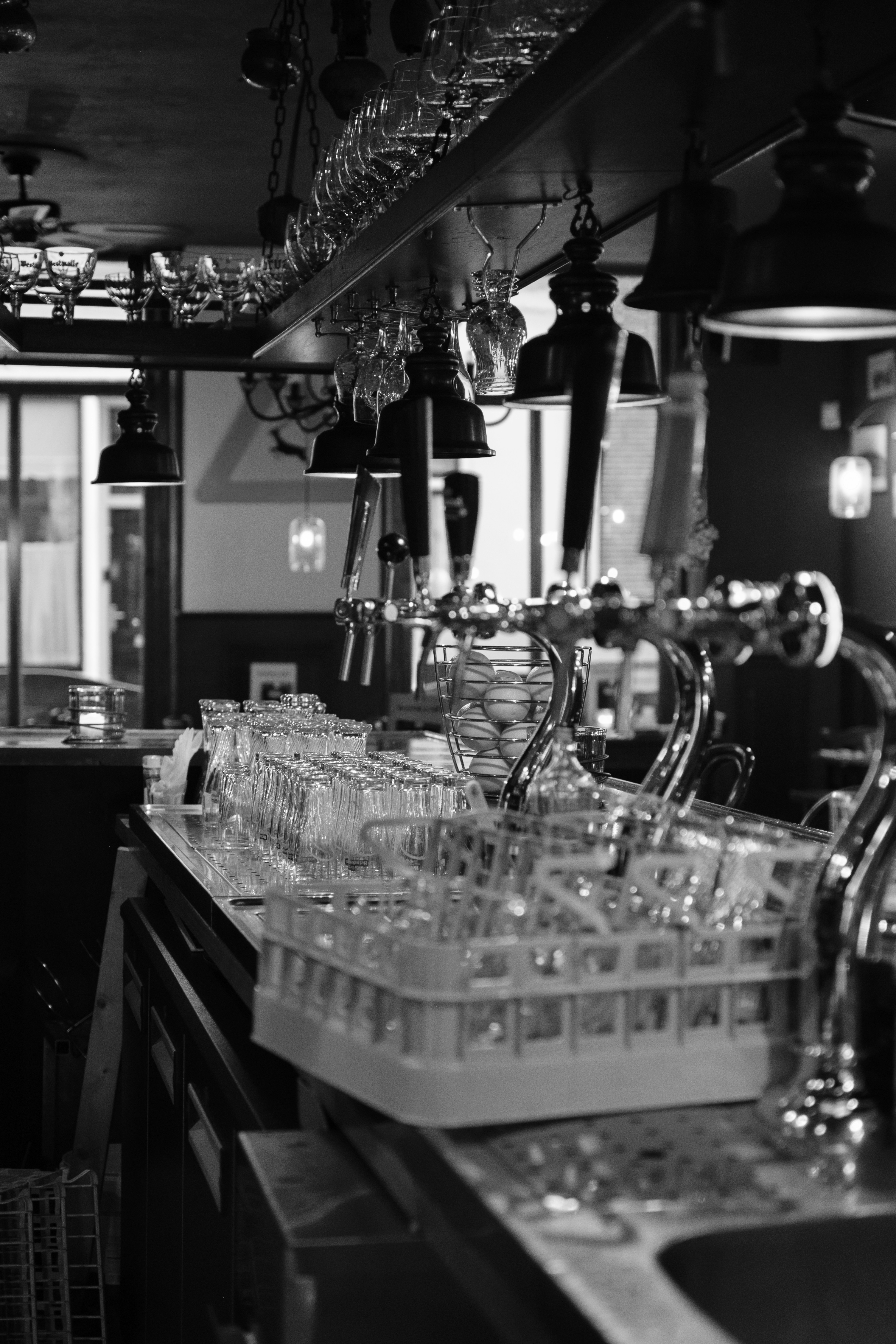 Liquid Geometry: Glasses and Tap Towers in a Dim Bar