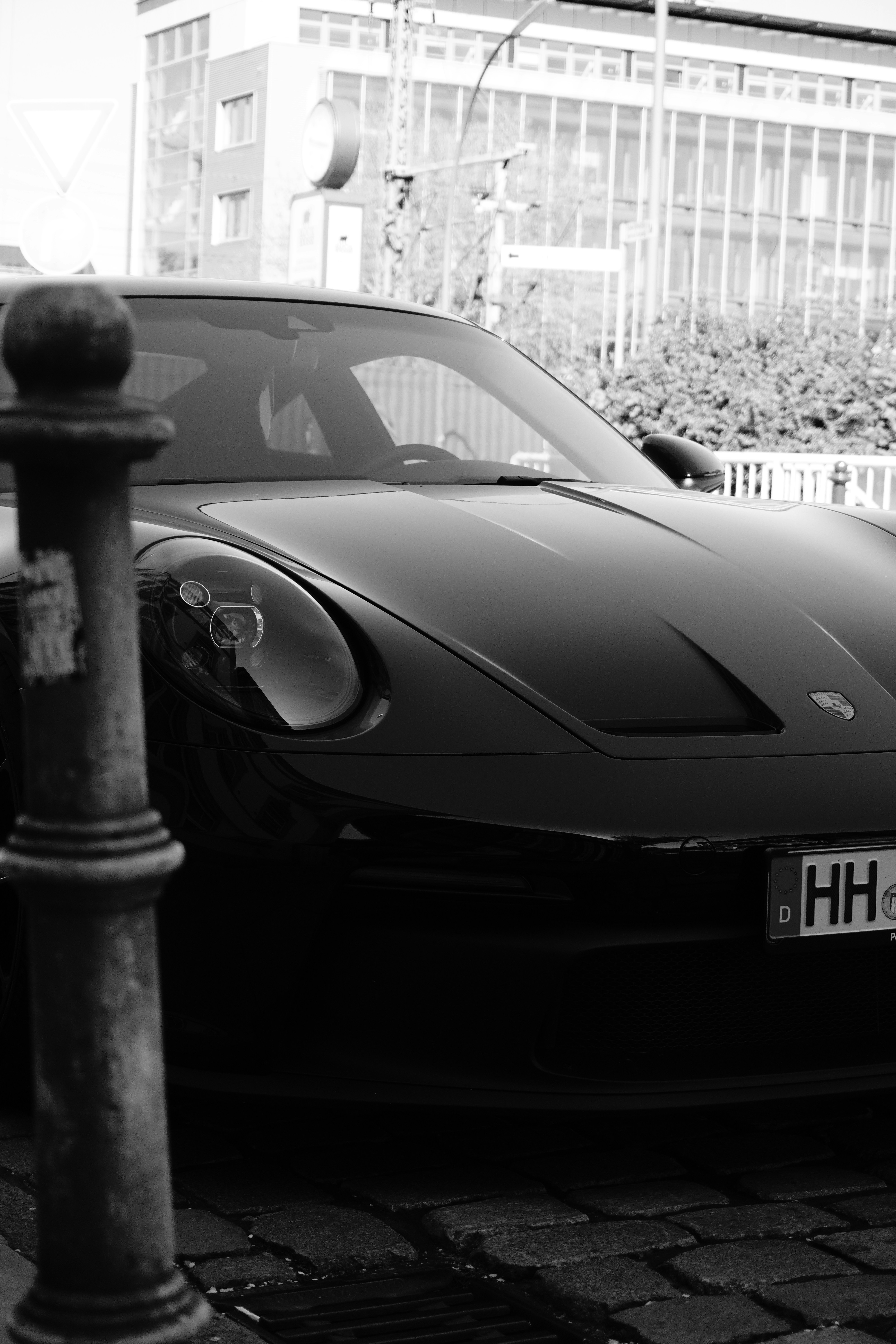 Midday gleam on a Porsche: restrained gray contrasts on a city street
