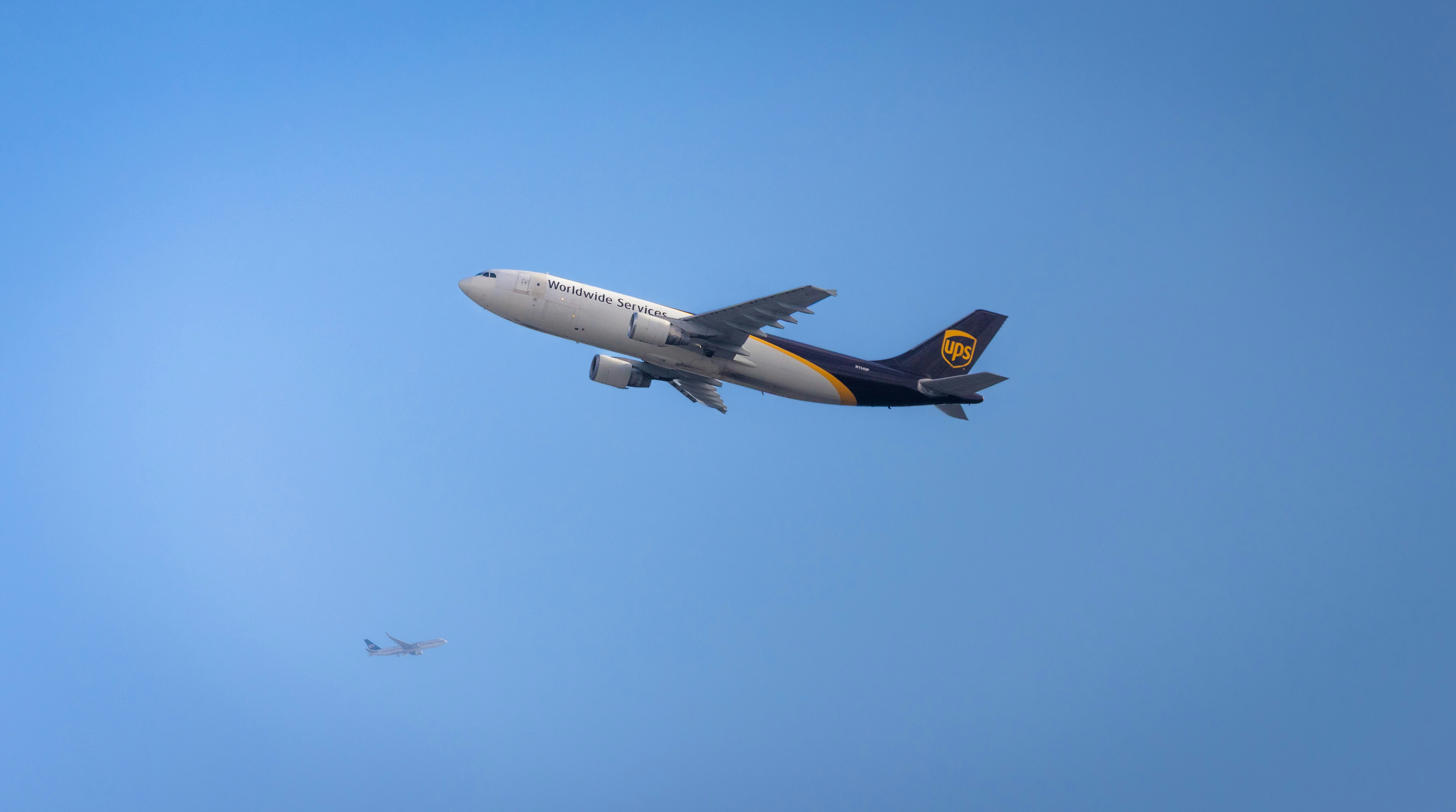 Jetliner in Blue: A Lufthansa 2-Engine Approach into Clear Sky