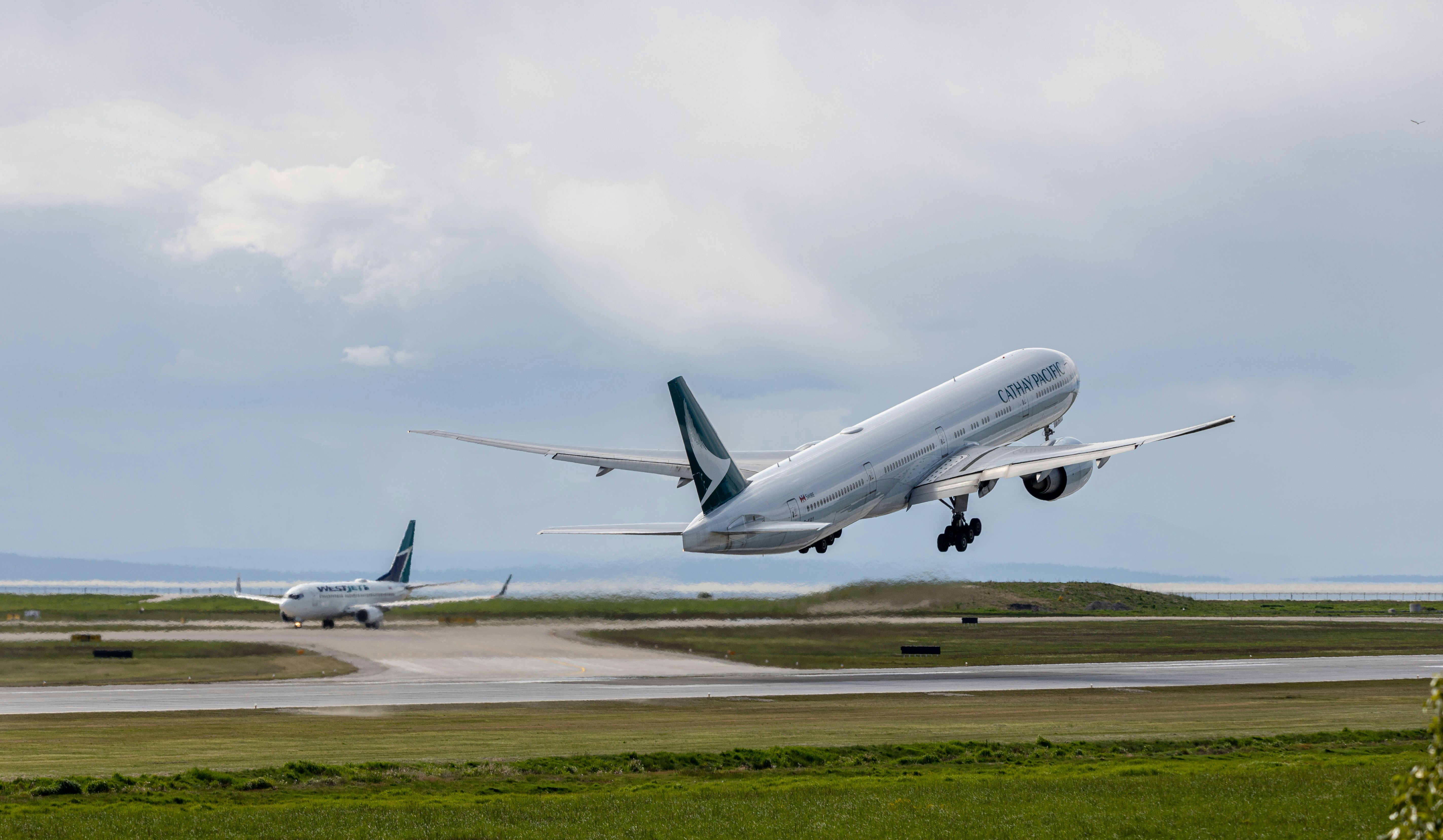 Liftoff Arc: A Wide Moment of a Jet Escaping the Runway