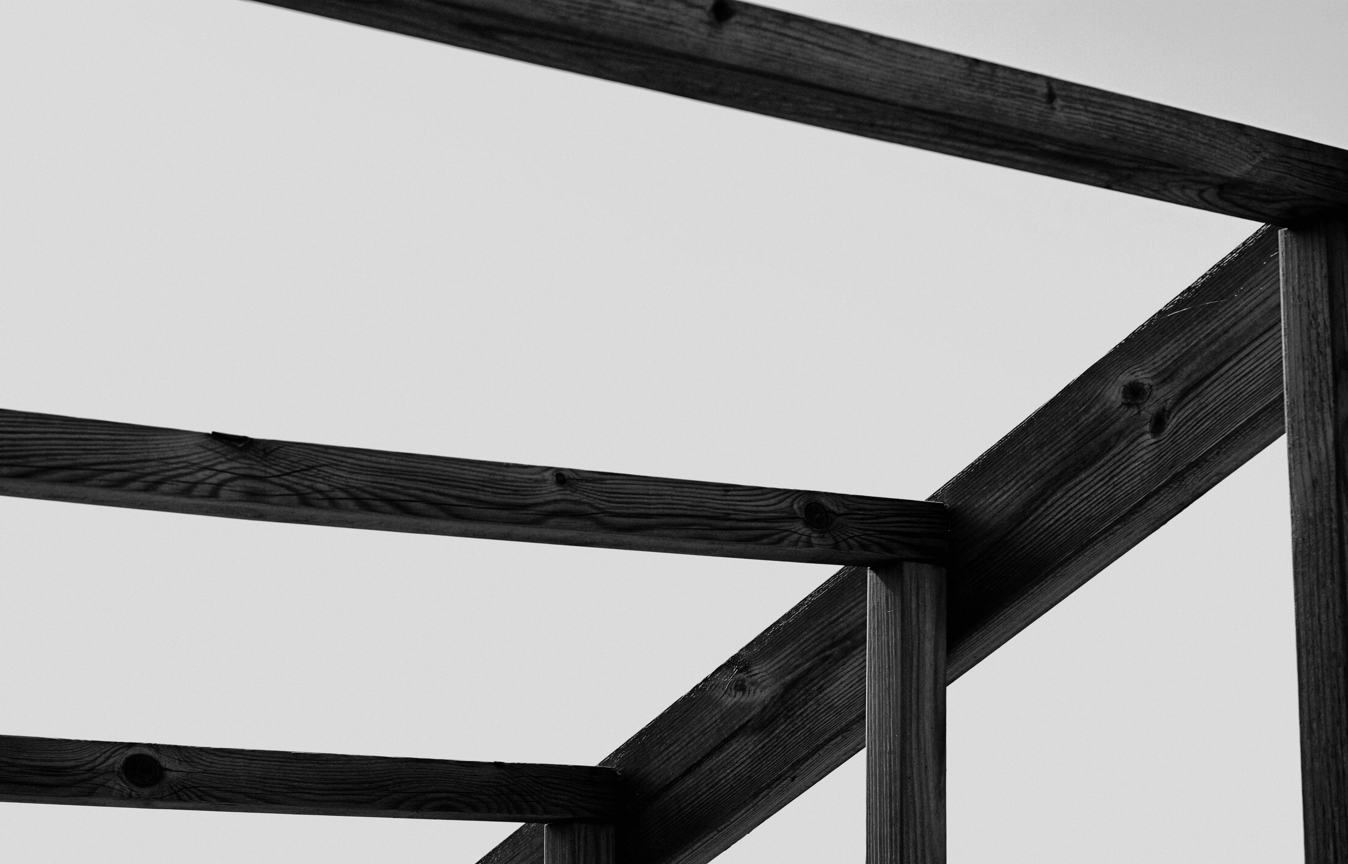 Interlocking Beams in Monochrome Geometry