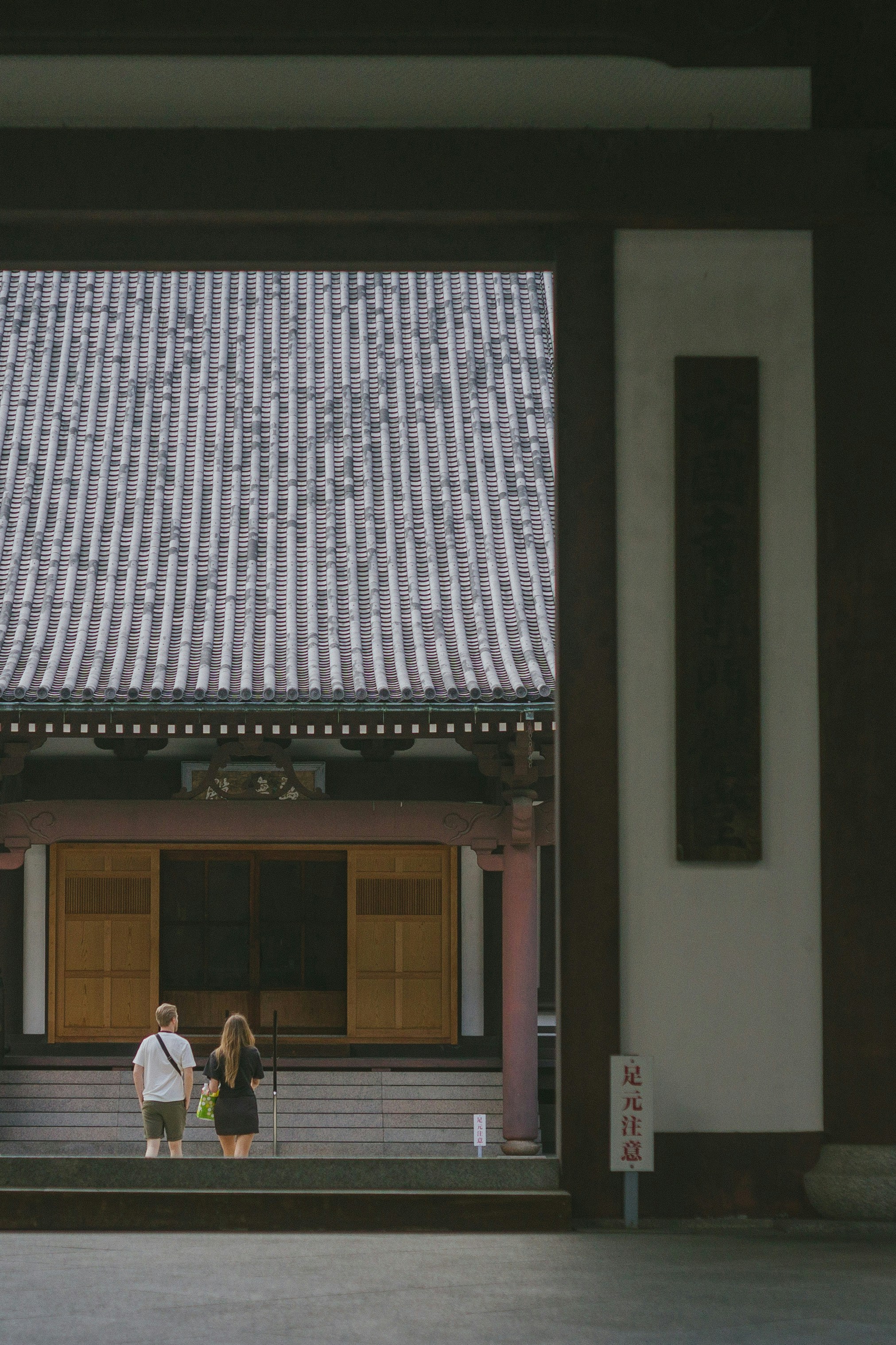 Framed in Ceremony: A Quiet Walk Toward the Temple Gate