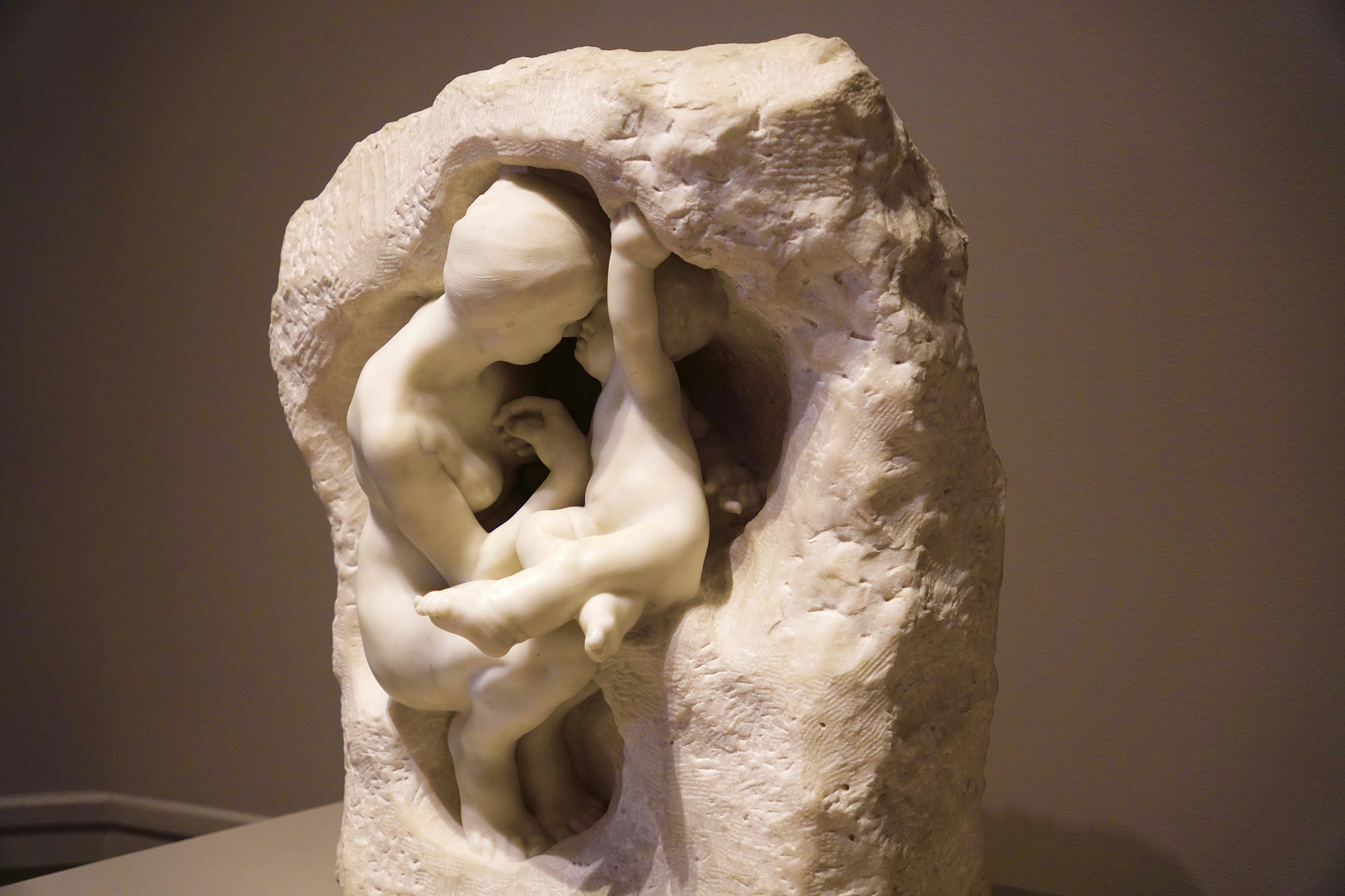 Embrace Within Stone: A Quiet Couple Carved in Marble