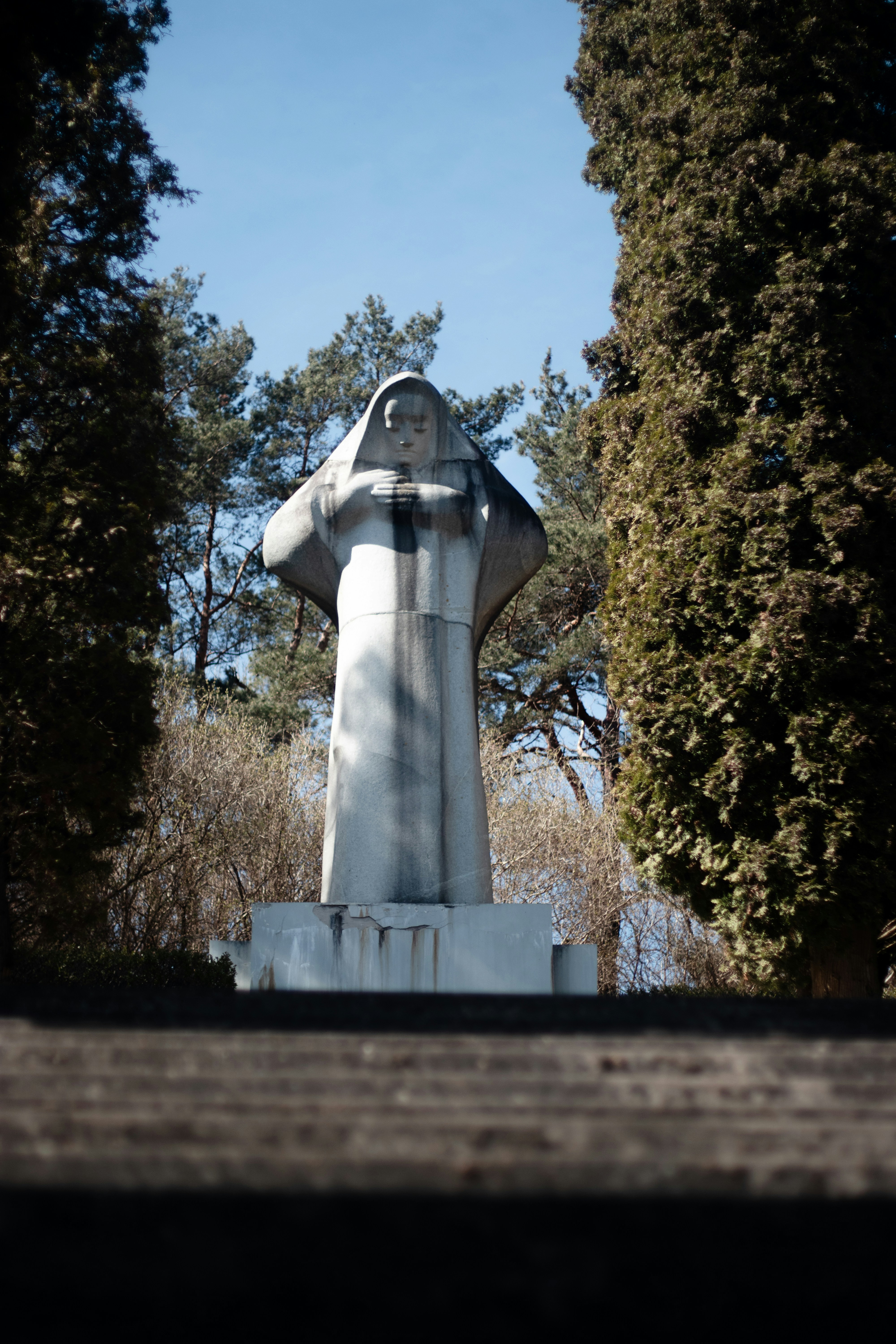 Guardian in Stone: A Tranquil Monument Reaches Toward the Sky