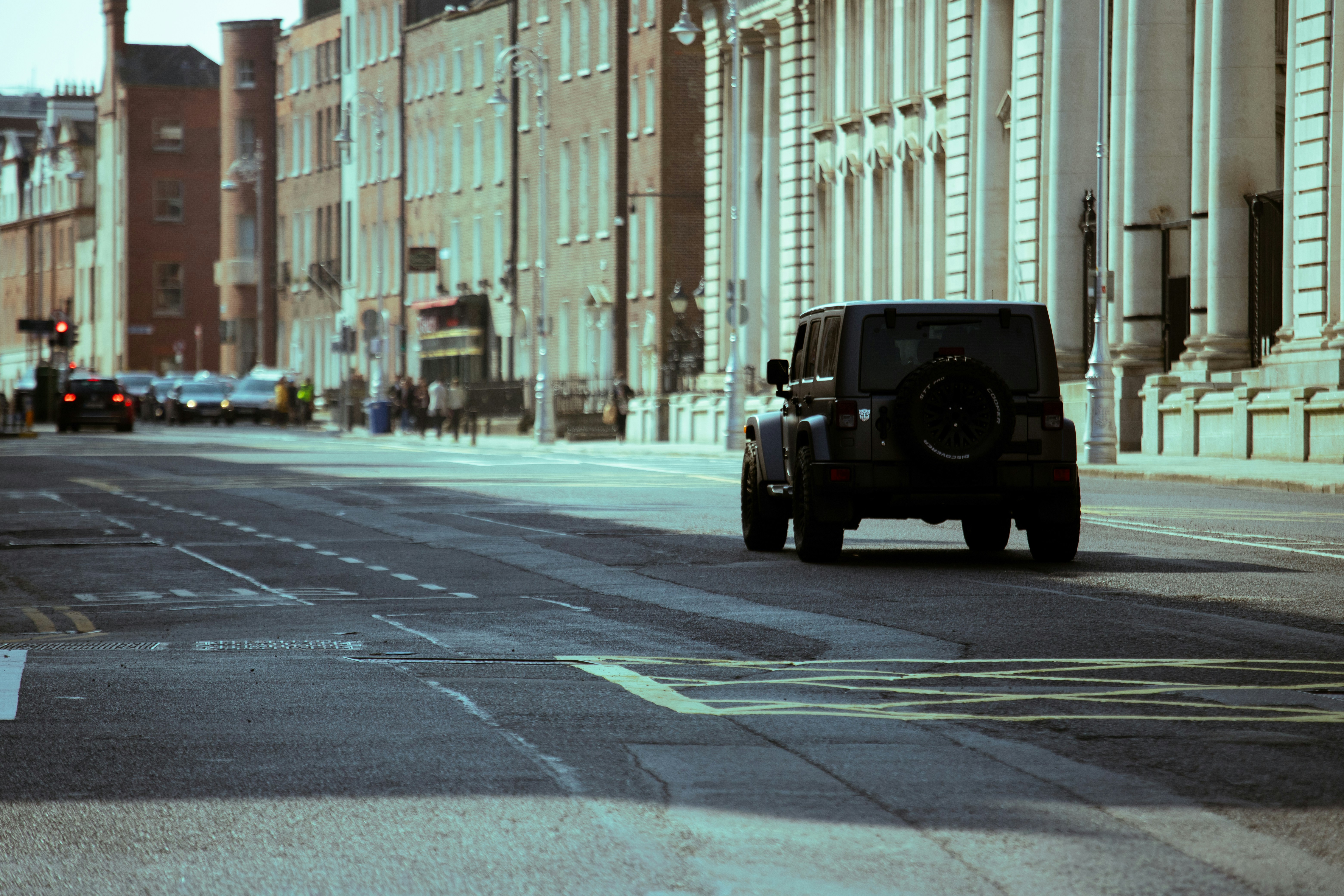 Urban Silence: The Black SUV Anchors a Quiet City Street