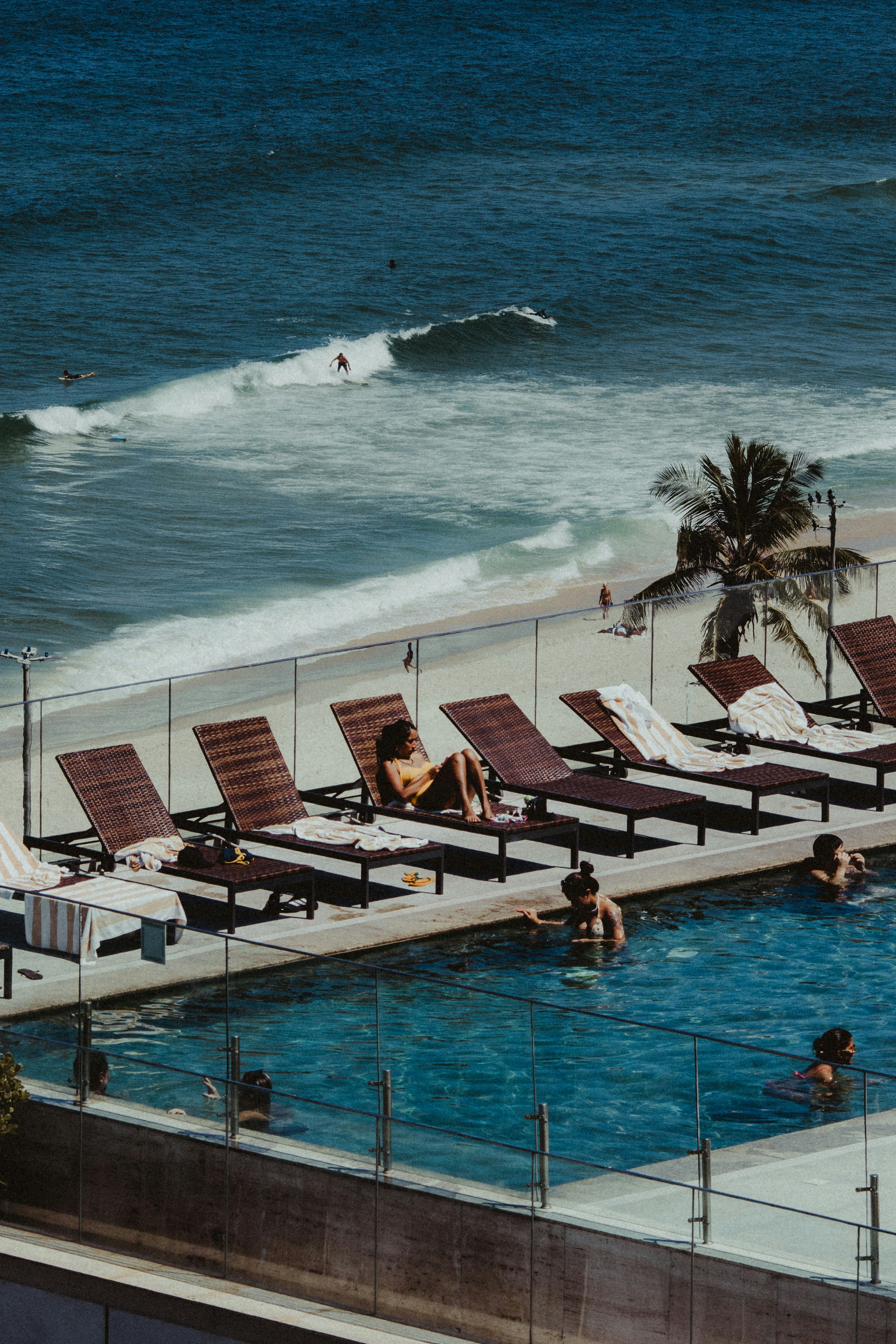 Surfside Lounge: Waves Meet Resort Calm