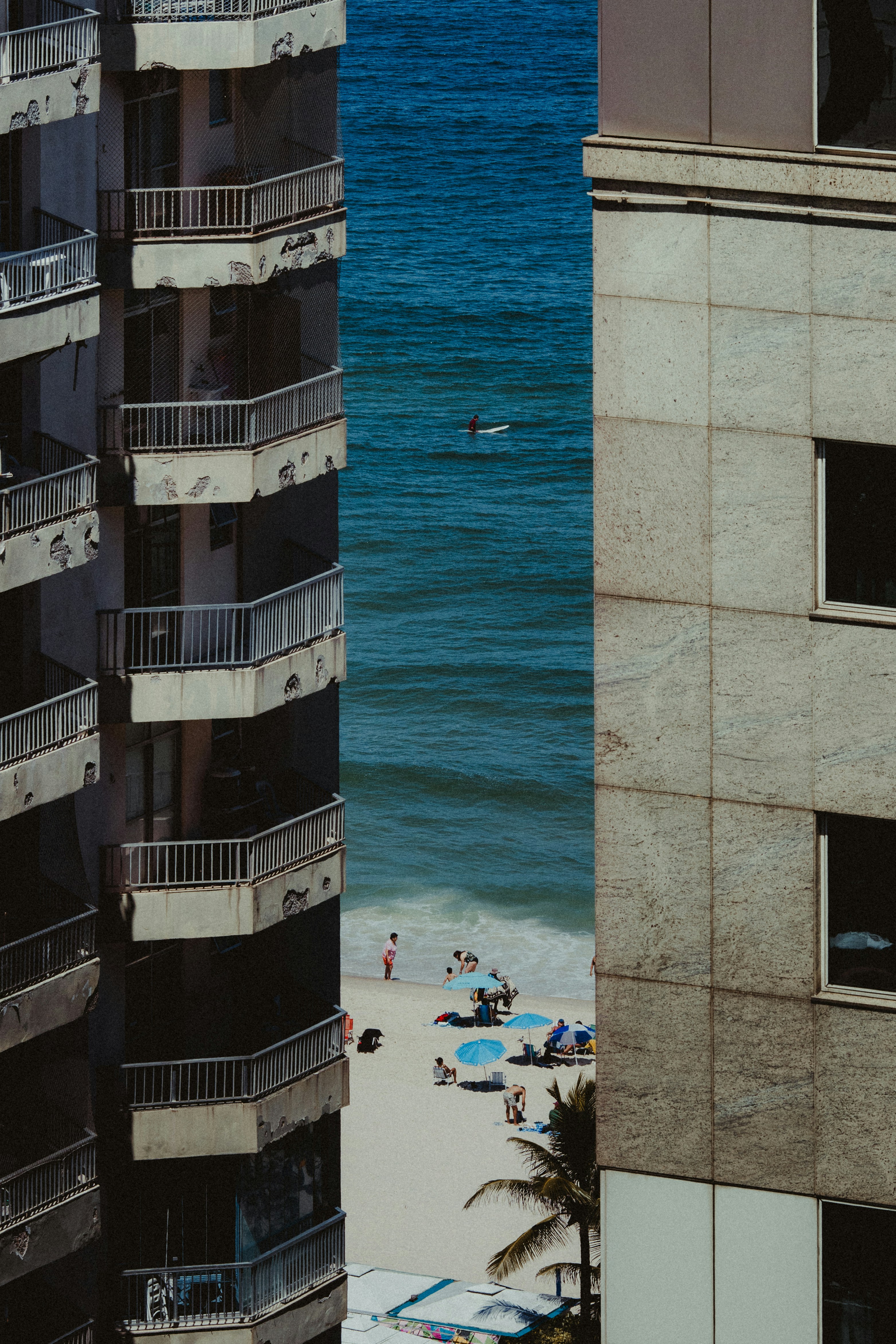 Windowed Beach: A Slice of Sea Between Urban Giants