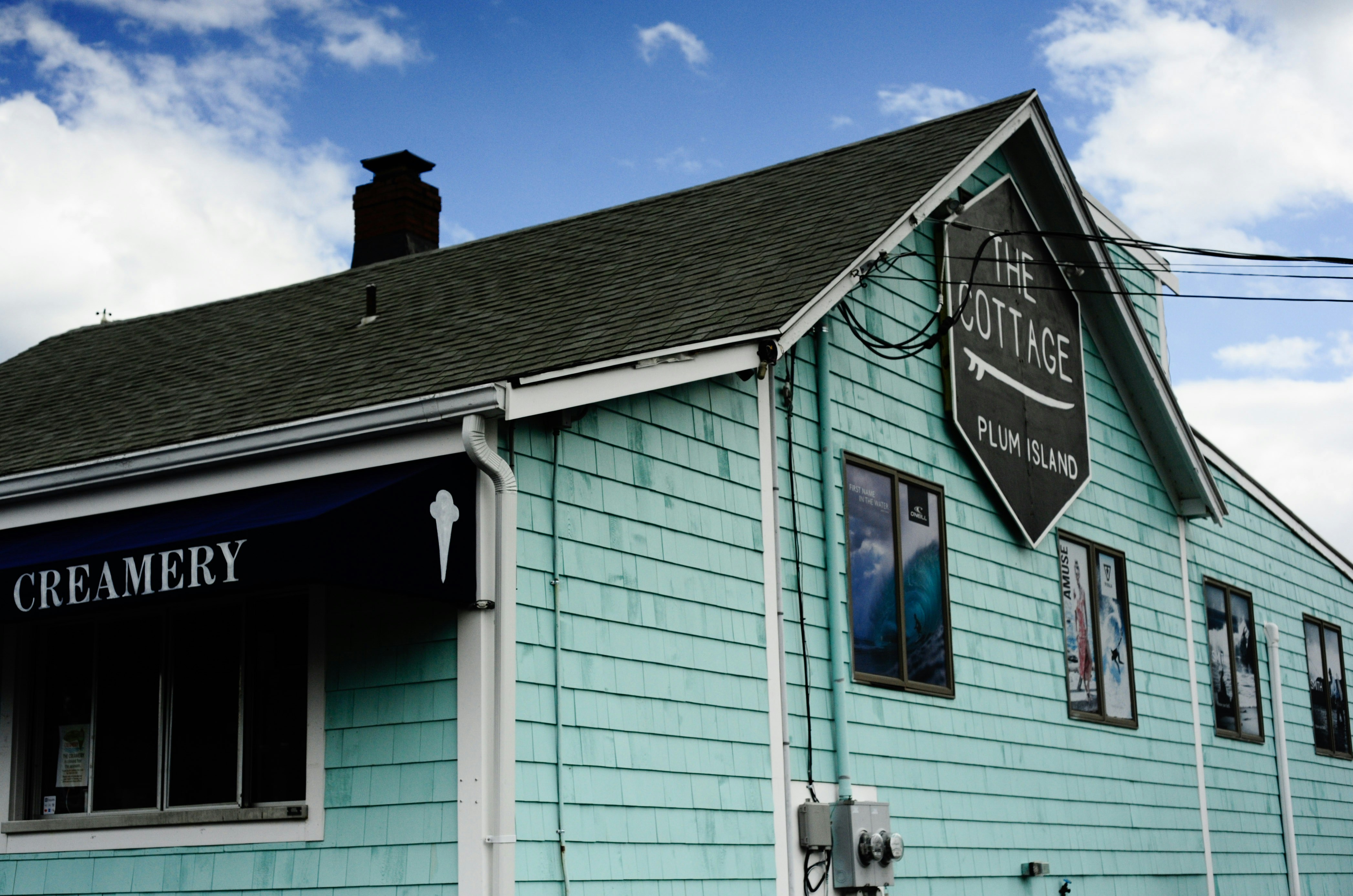 Seafoam Cottage: A Lakeside Dairy Adorned with Teal Shingles