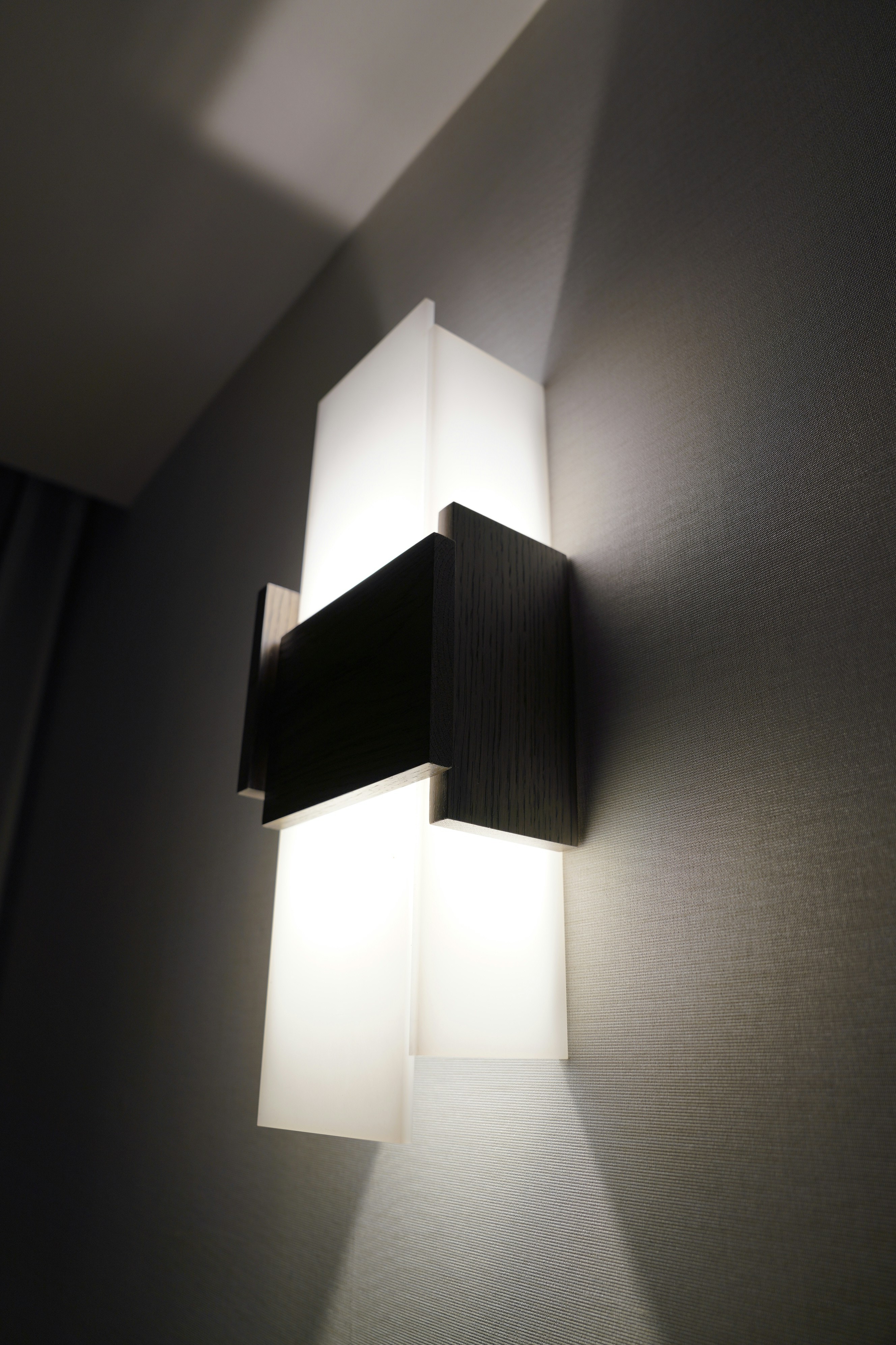Angular Glow: A Modern Wall Lamp Casting Soft Architectural Light