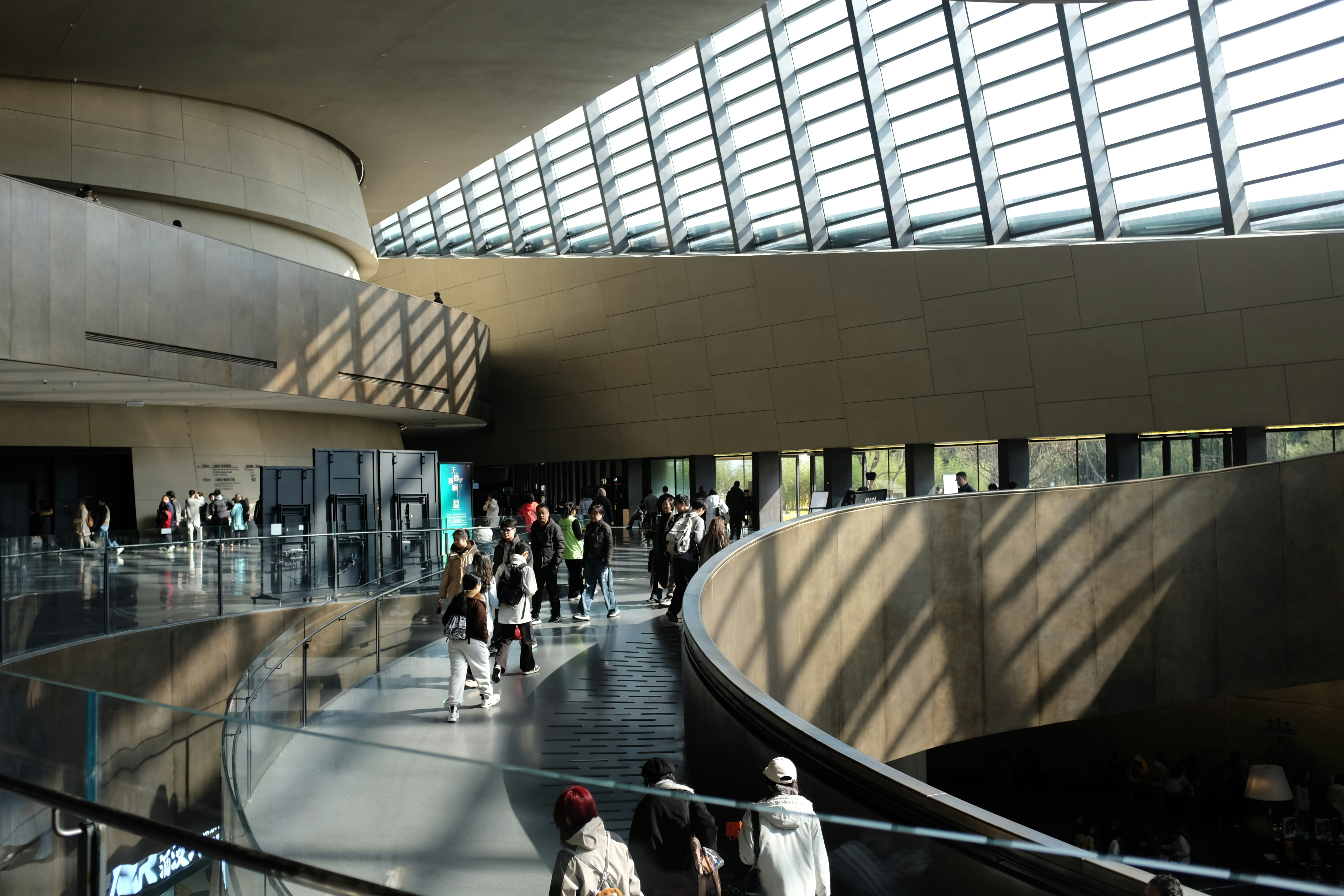Curved Walkways and Sunlit Geometry in a Modern Atrium