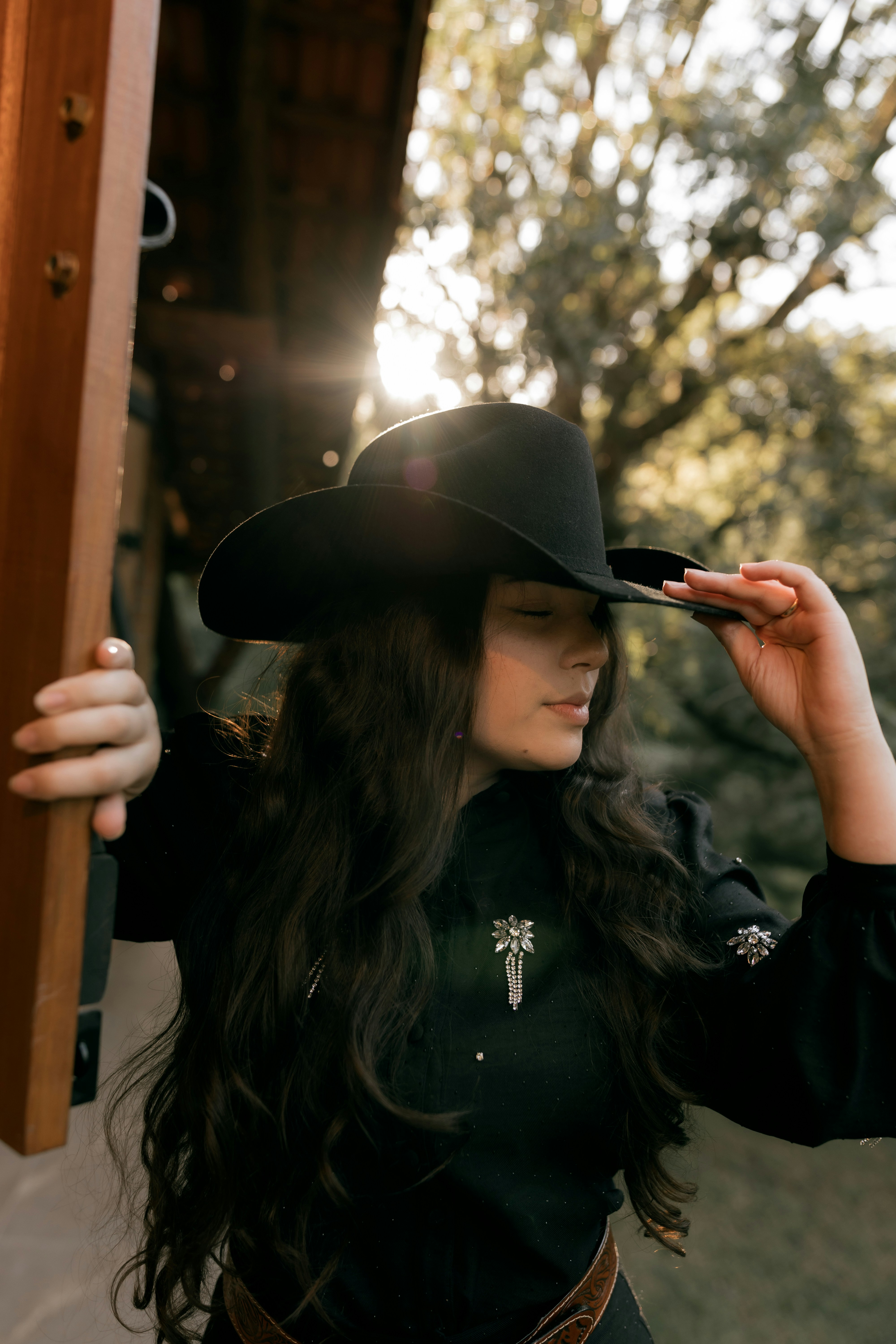 Shadowed Broad Hat, Sunlit Gatekeeper