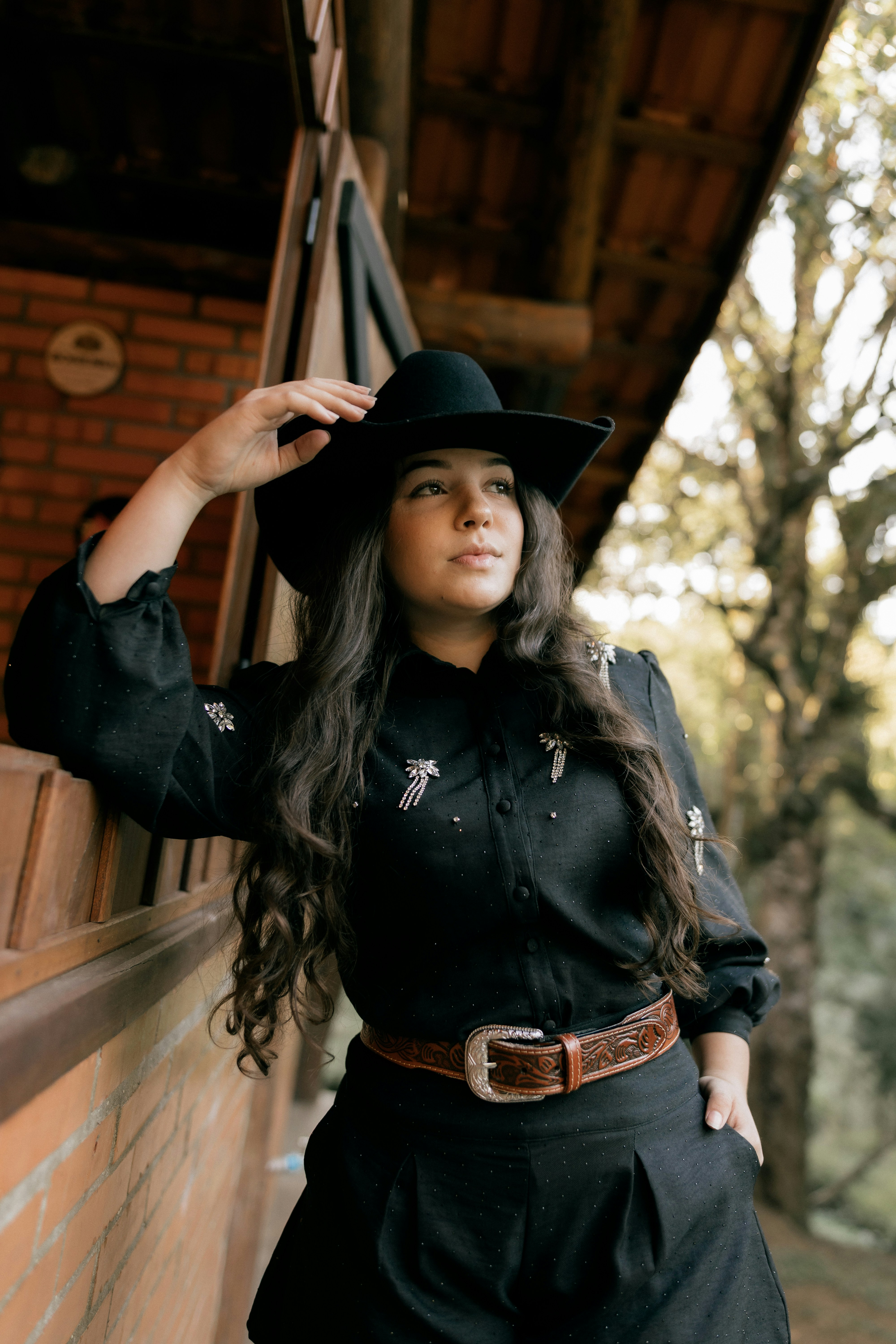 Portrait in a western mood: a silhouette of confidence under a wide-brimmed hat