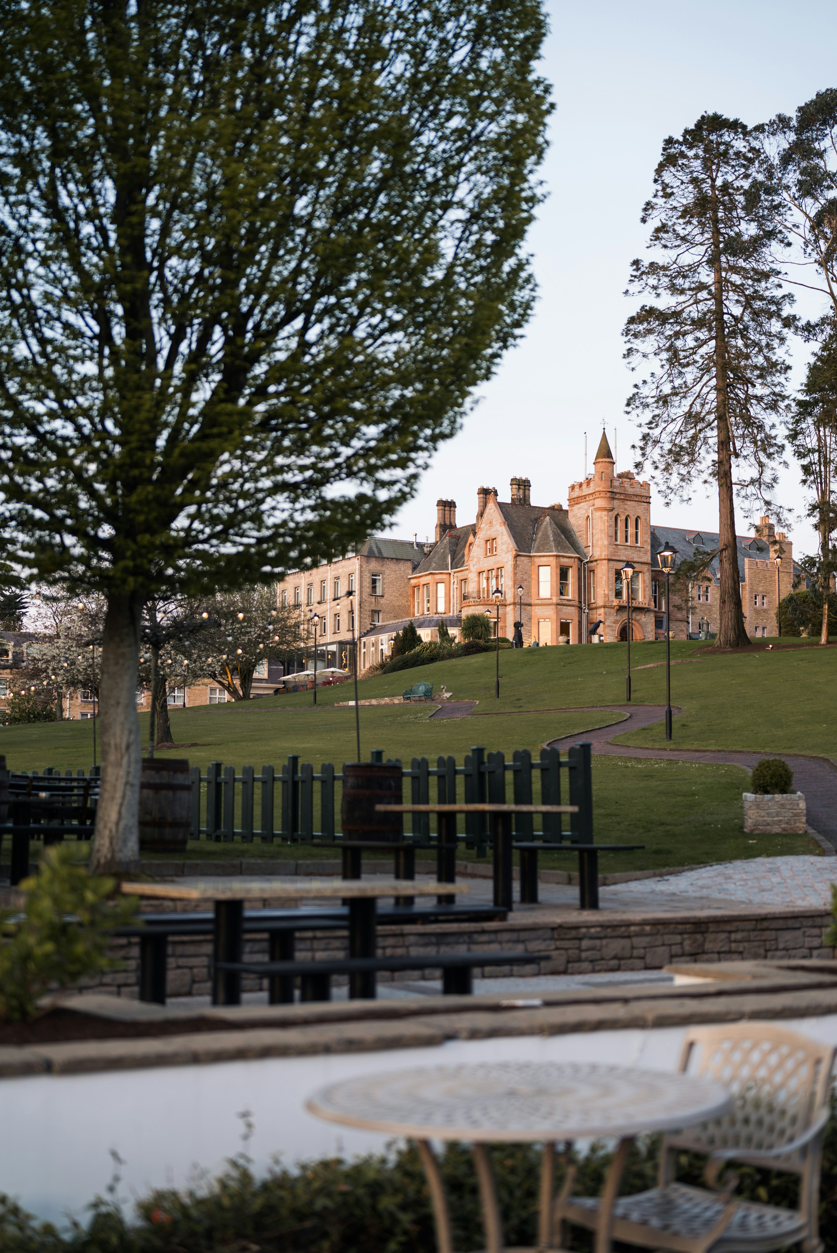 Campus Terrace: A Sunlit Manor Beside a Quiet Park